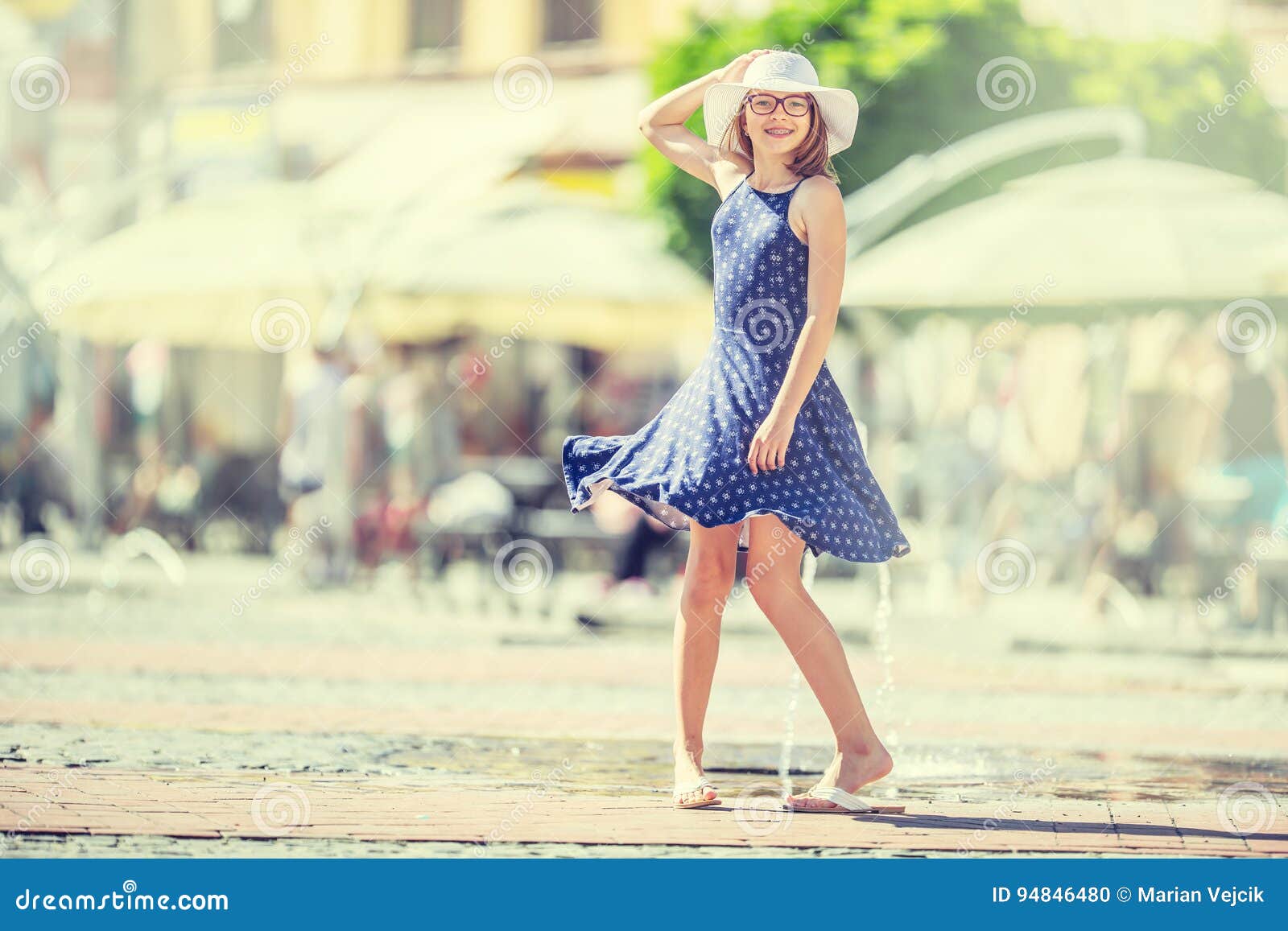Baile Lindo Hermoso De La Chica Joven En La Calle De La Felicidad La Muchacha Feliz Linda En