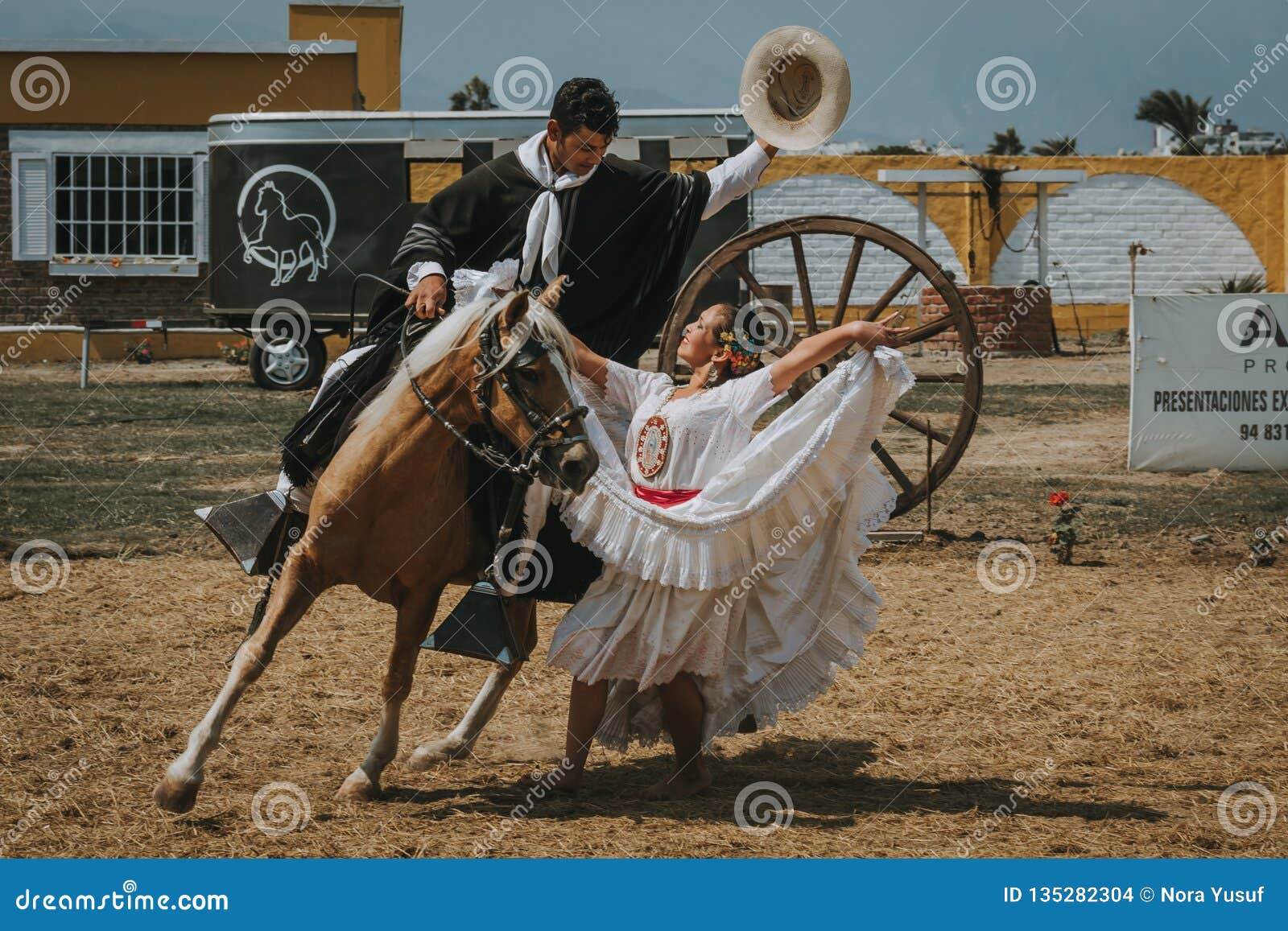 Baile Peruano De La Mujer Con El Vaquero Imagen de archivo editorial ...