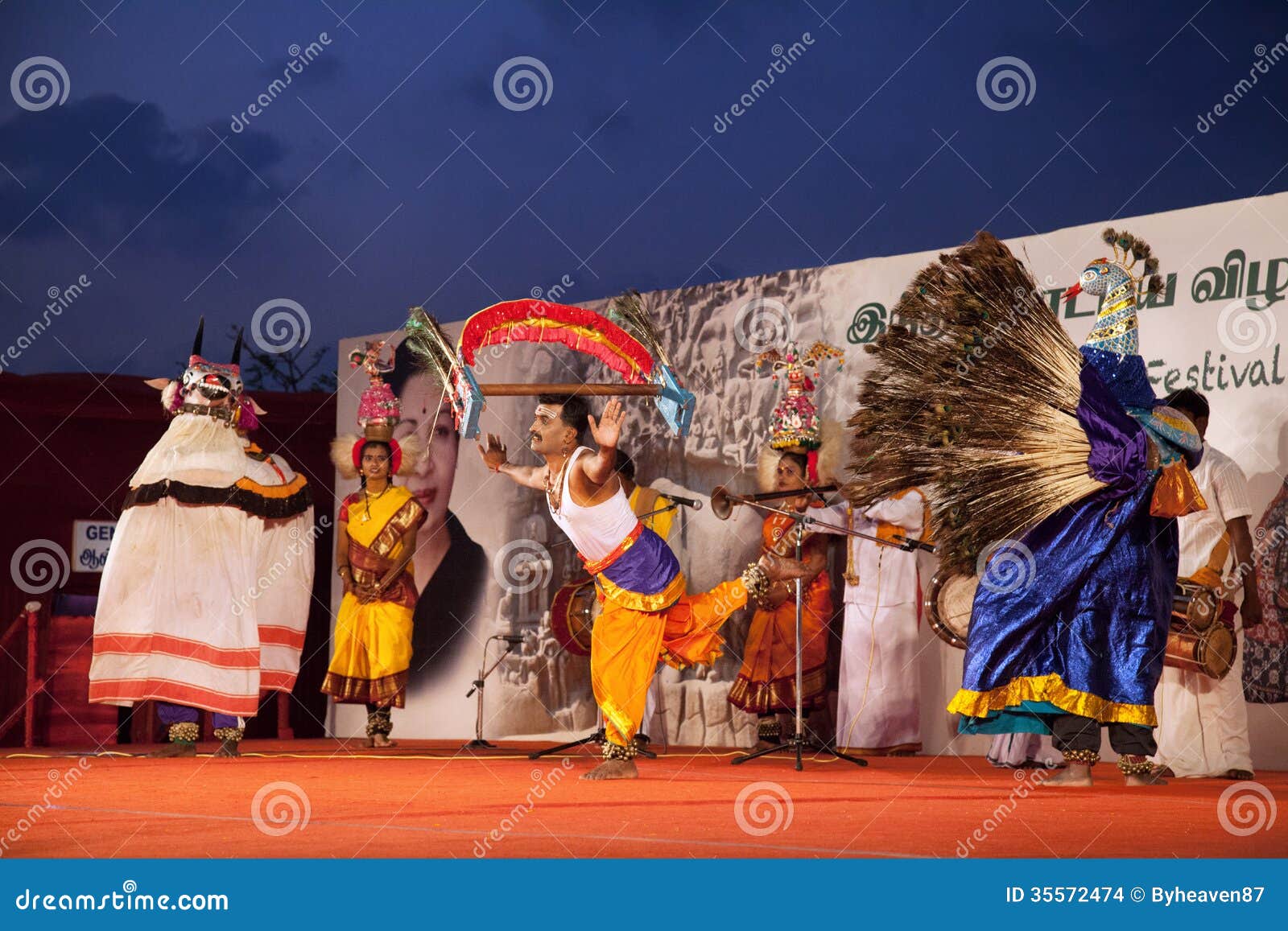 Baile tradicional indio imagen de archivo editorial. Imagen de hombres ...