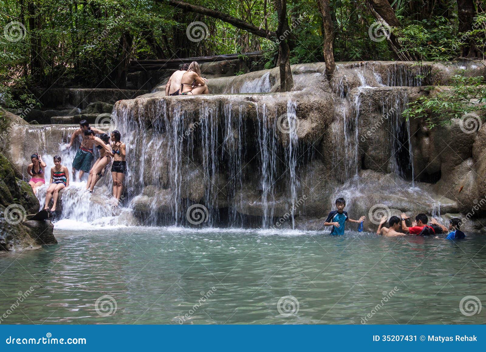Bain De Personnes En Cascade D'Erawan Photo éditorial - Image du ...
