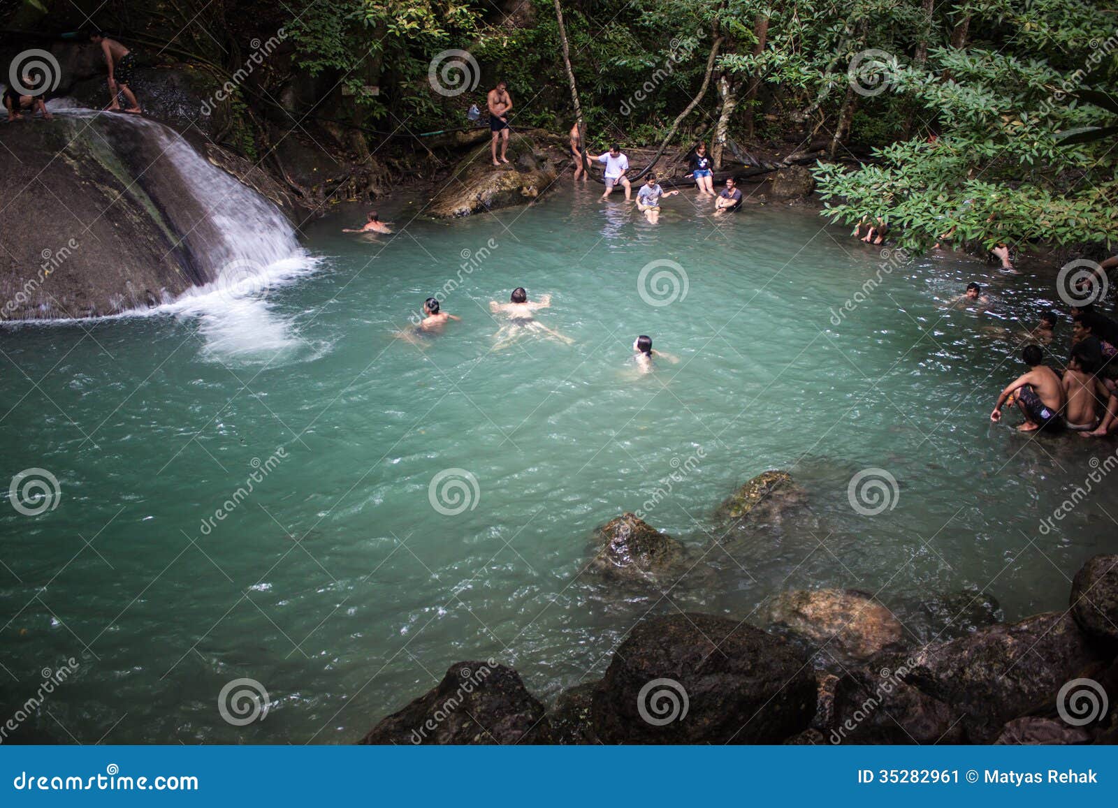 Bain De Personnes En Cascade D'Erawan Photo éditorial - Image du ...