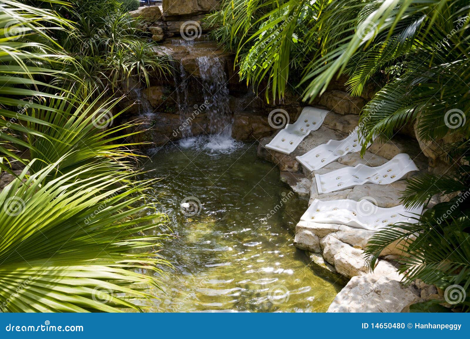 Bain Normal De Source Thermale Photo stock - Image du luxe, lame: 14650480