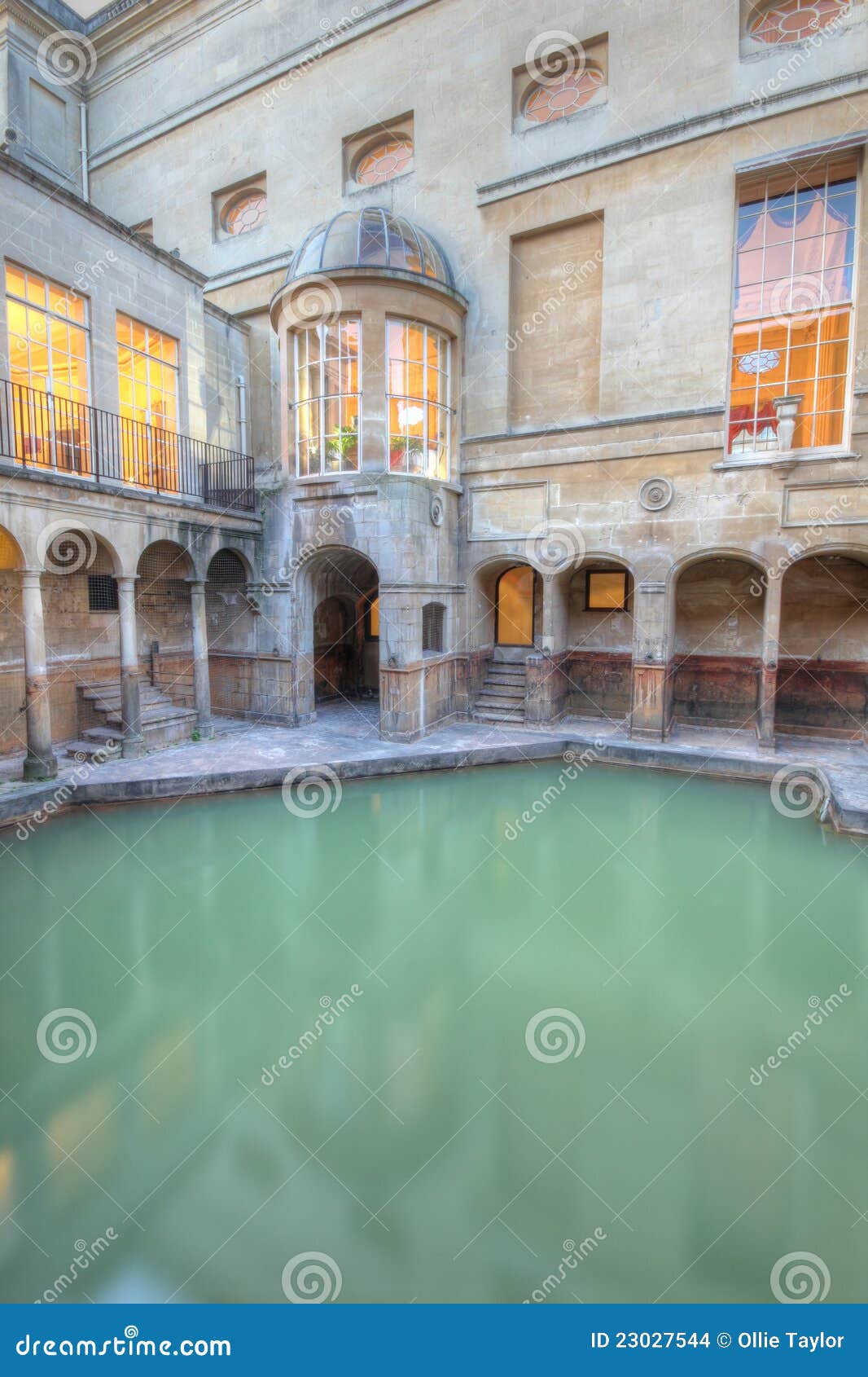 Bains Romains Et Source Thermale Dedans Photo stock - Image du antique ...