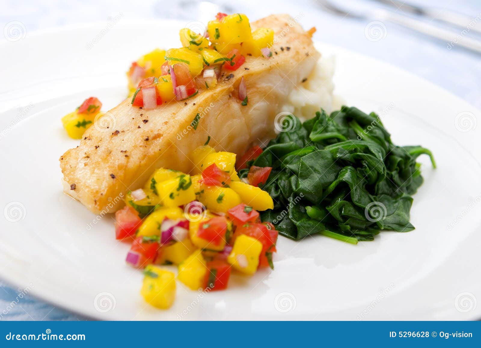 Baixo De Mar Com Salsa Da Manga Foto de Stock - Imagem de placa, fruta ...