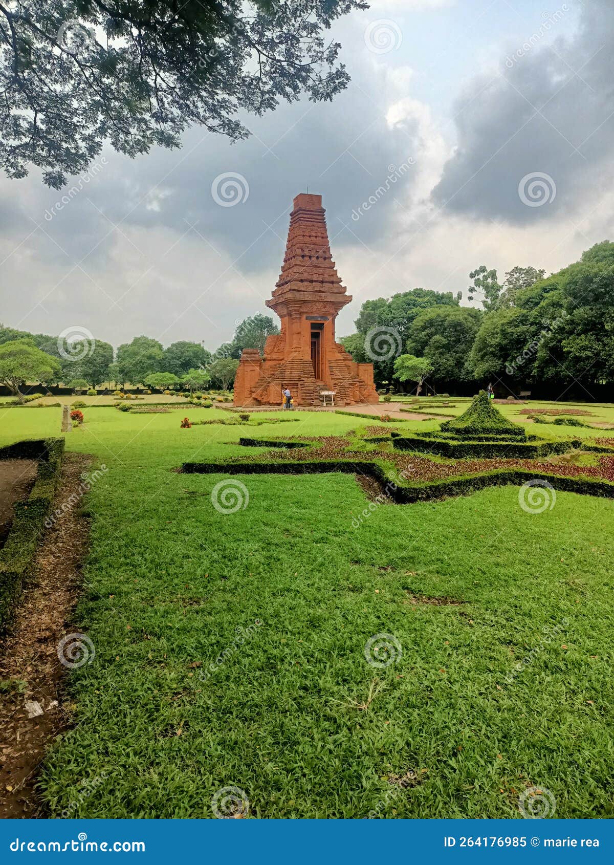 Bajang Ratu Temple Trowulan East Java Imagen de archivo - Imagen de ...
