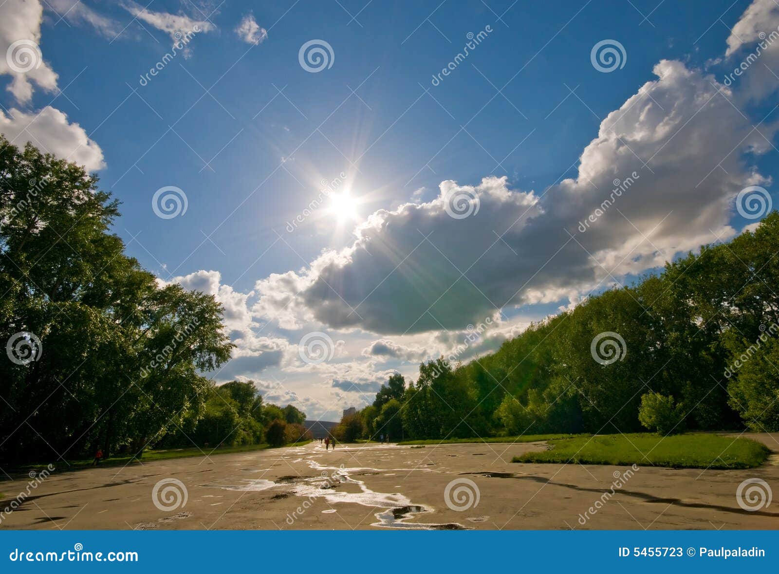 Bajo el cielo asoleado imagen de archivo. Imagen de blanco - 5455723