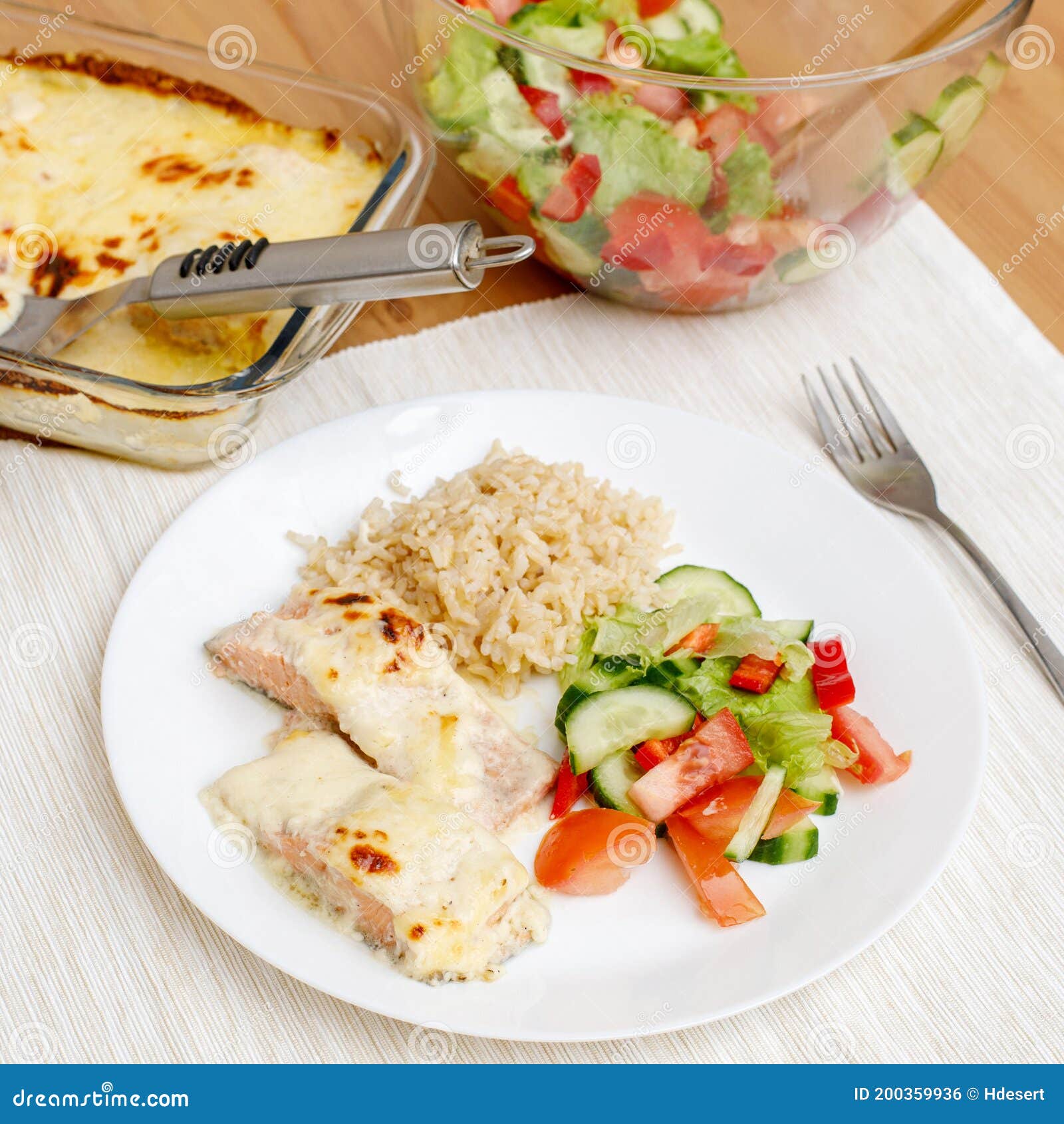 Bakad Lax Med Grönsaker Och Ris Under Ostsås Arkivfoto - Bild av äta ...