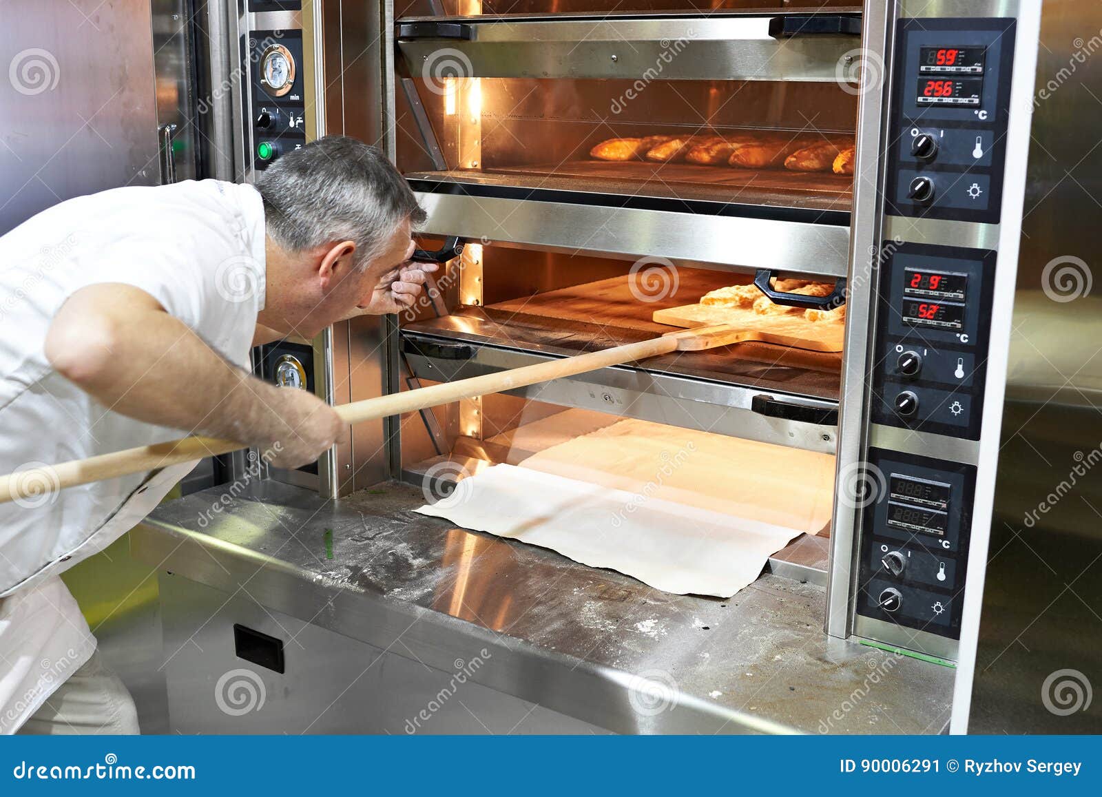 Baker bakt brood in oven stock afbeelding. Image of culturen - 90006291