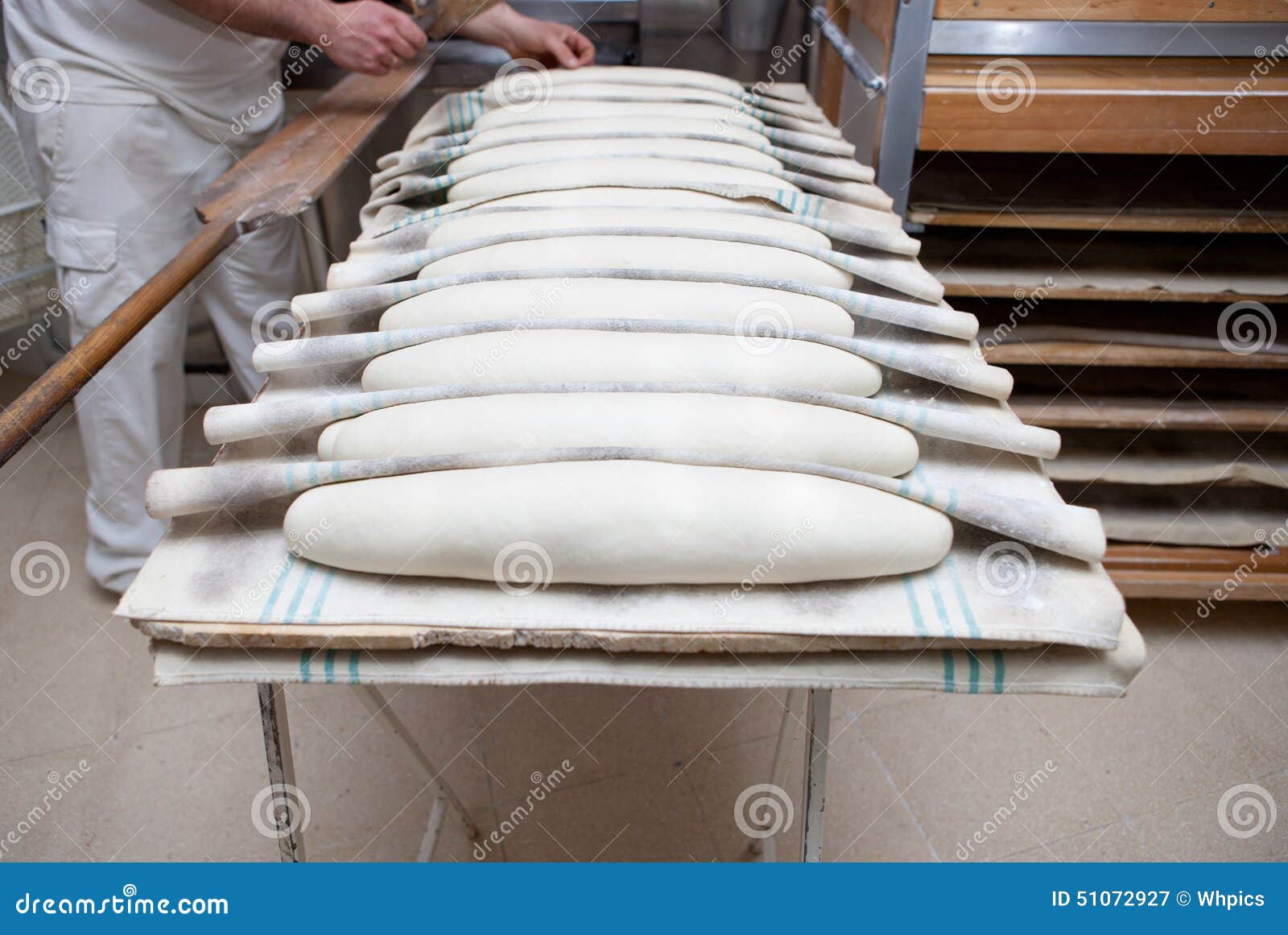 Baker Die Deeg Zetten in De Oven Stock Afbeelding - Image of bloem ...