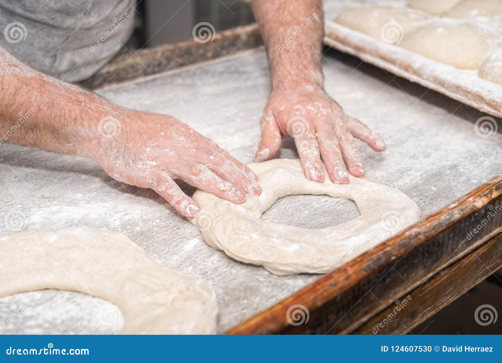 Baker Overhandigt Het Kneden Brooddeeg Stock Foto - Image of keuken ...