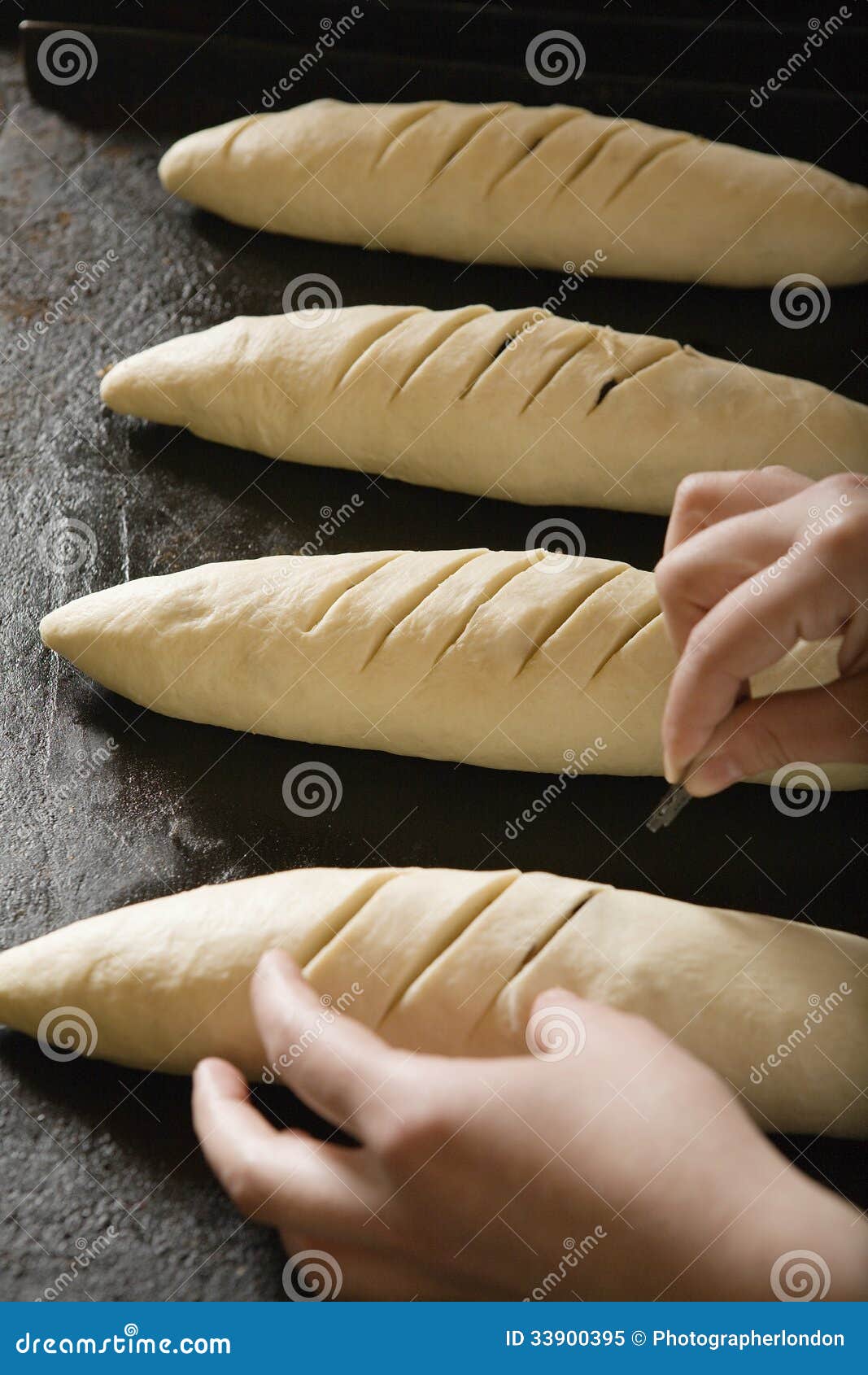 Baker Scoring Loaves of Brooddeeg Stock Afbeelding - Image of versheid ...
