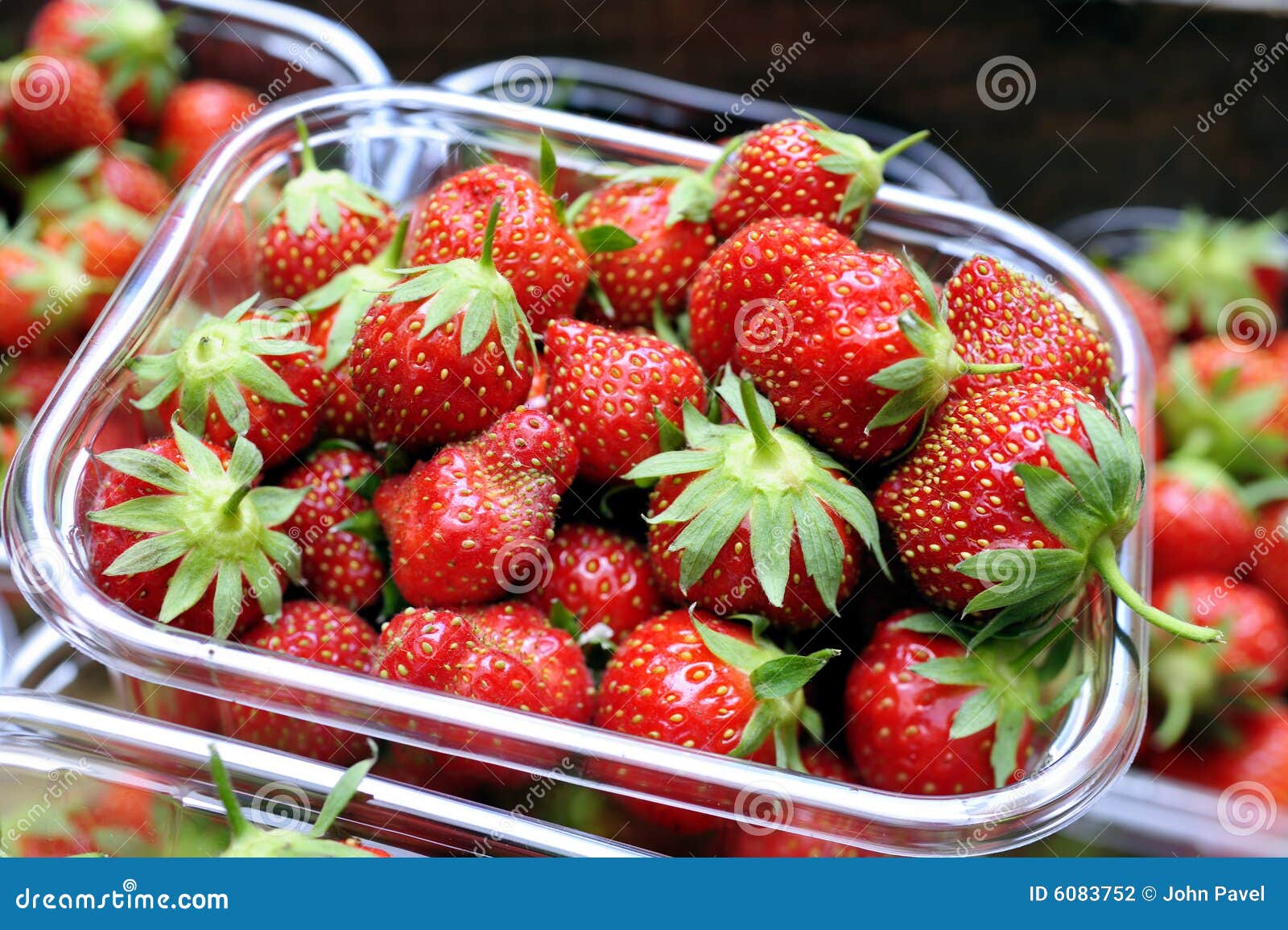 Bakje Van Organische Aardbeien Stock Foto - Image of bakje, aardbei ...