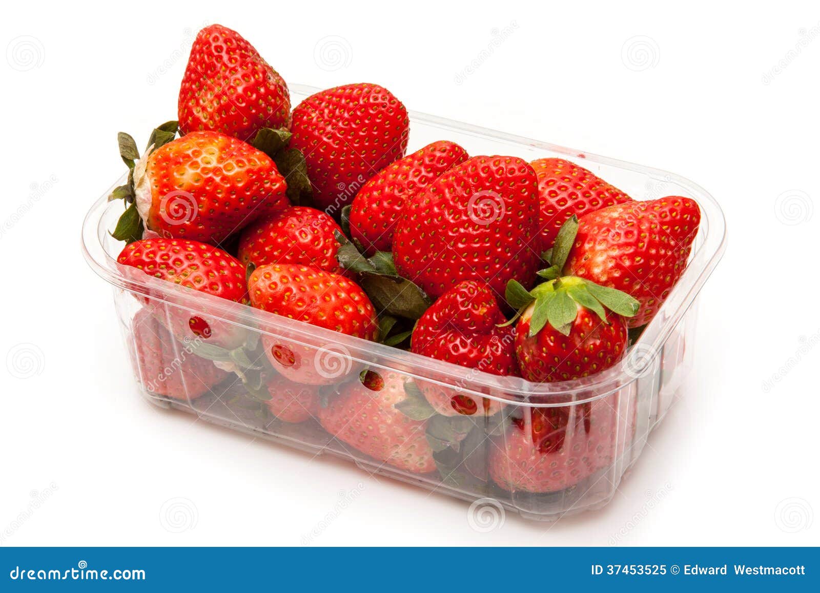 Bakje van rijpe aardbeien stock afbeelding. Image of geïsoleerd - 37453525