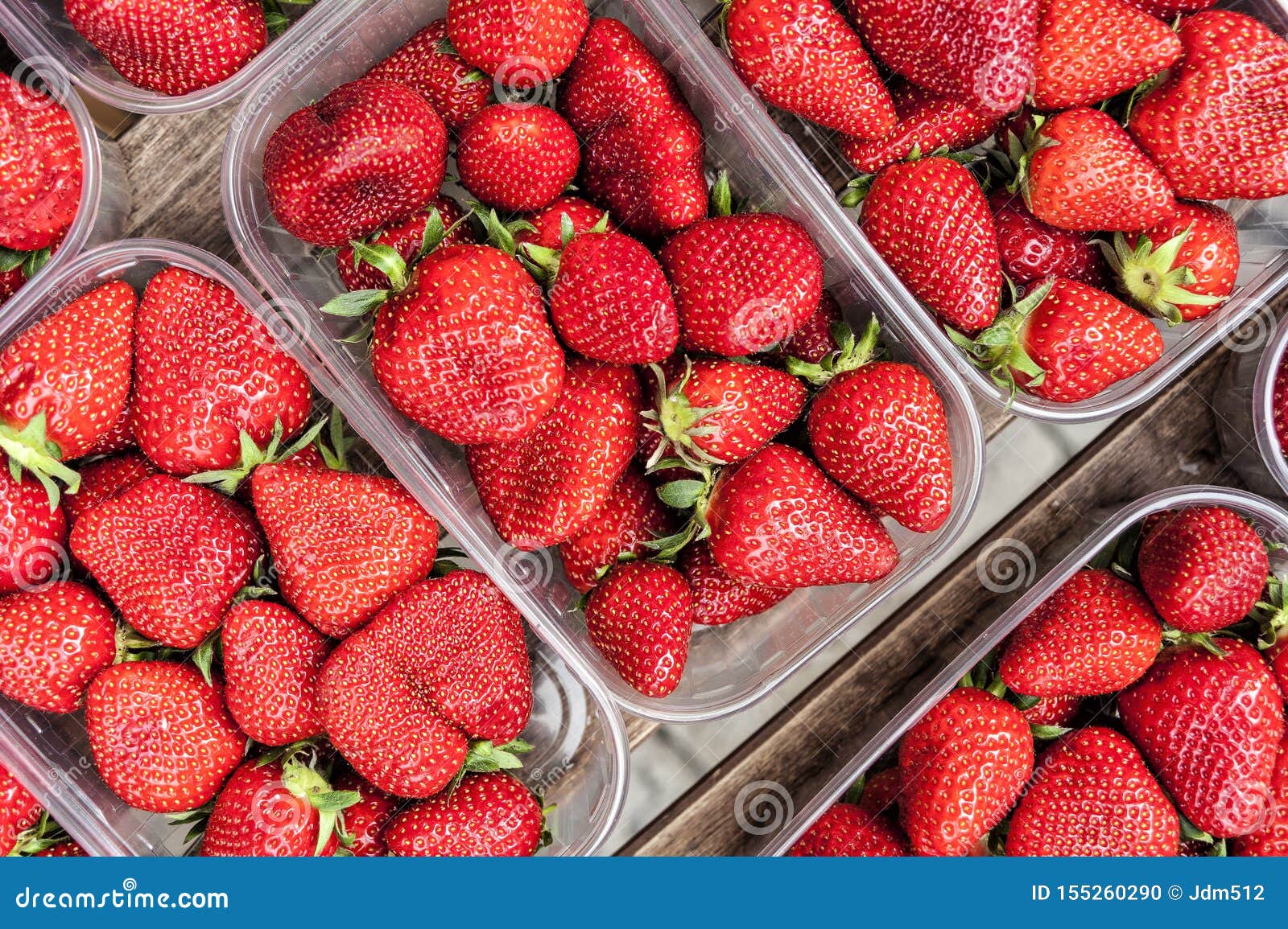 Bakjes van aardbeien stock foto. Image of opbrengst - 155260290