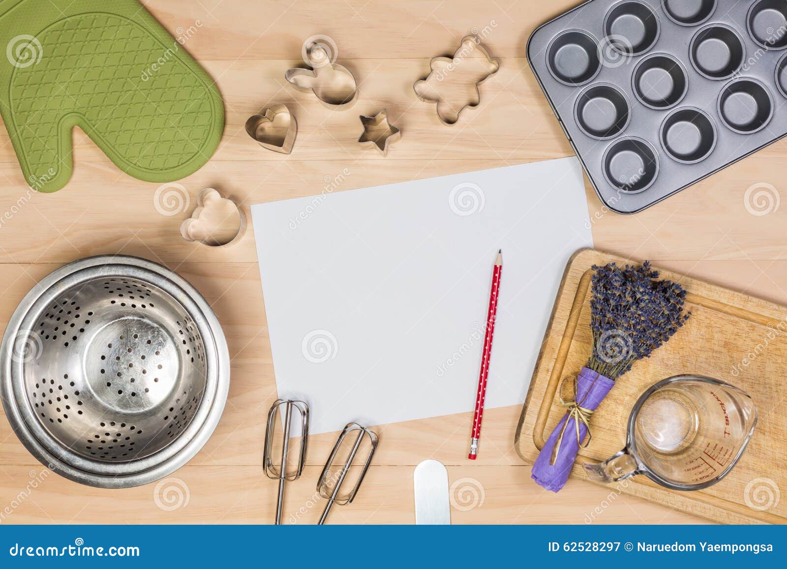 Baksel En Gebakjehulpmiddelen Met Leeg Document Stock Afbeelding ...