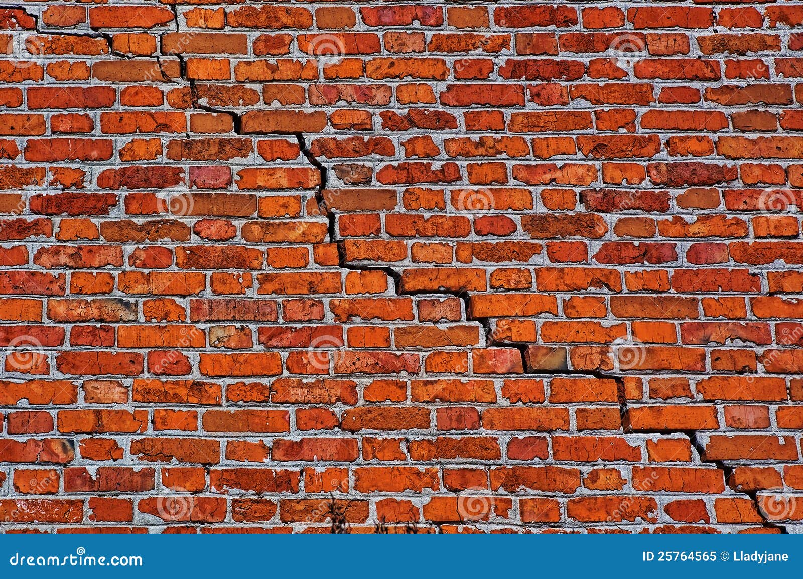 Bakstenen Muur Met Diagonale Barst Stock Afbeelding - Image of baksteen ...