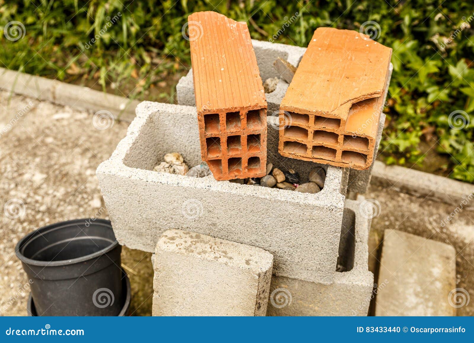 Bakstenen Van Verschillende Types in De Werf Van Een Huis Stock Foto ...