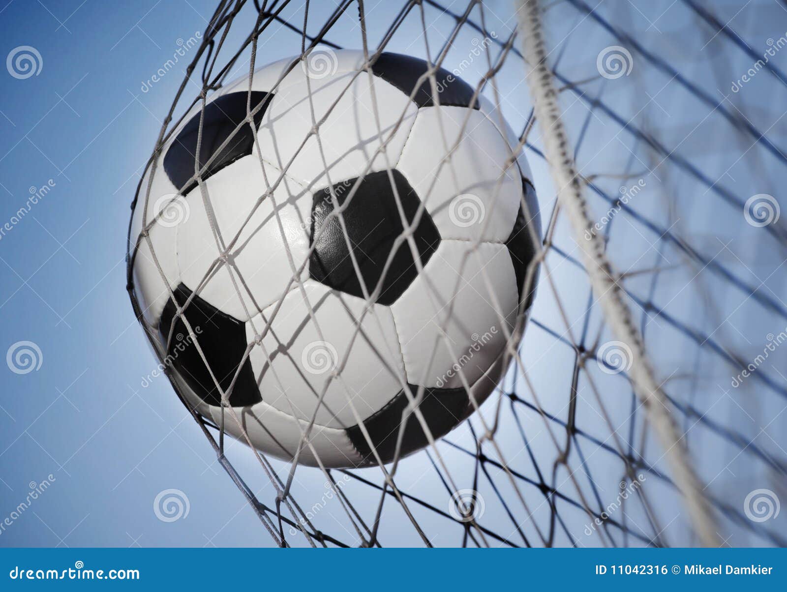 Balón de fútbol foto de archivo. Imagen de sunlight, nadie - 11042316