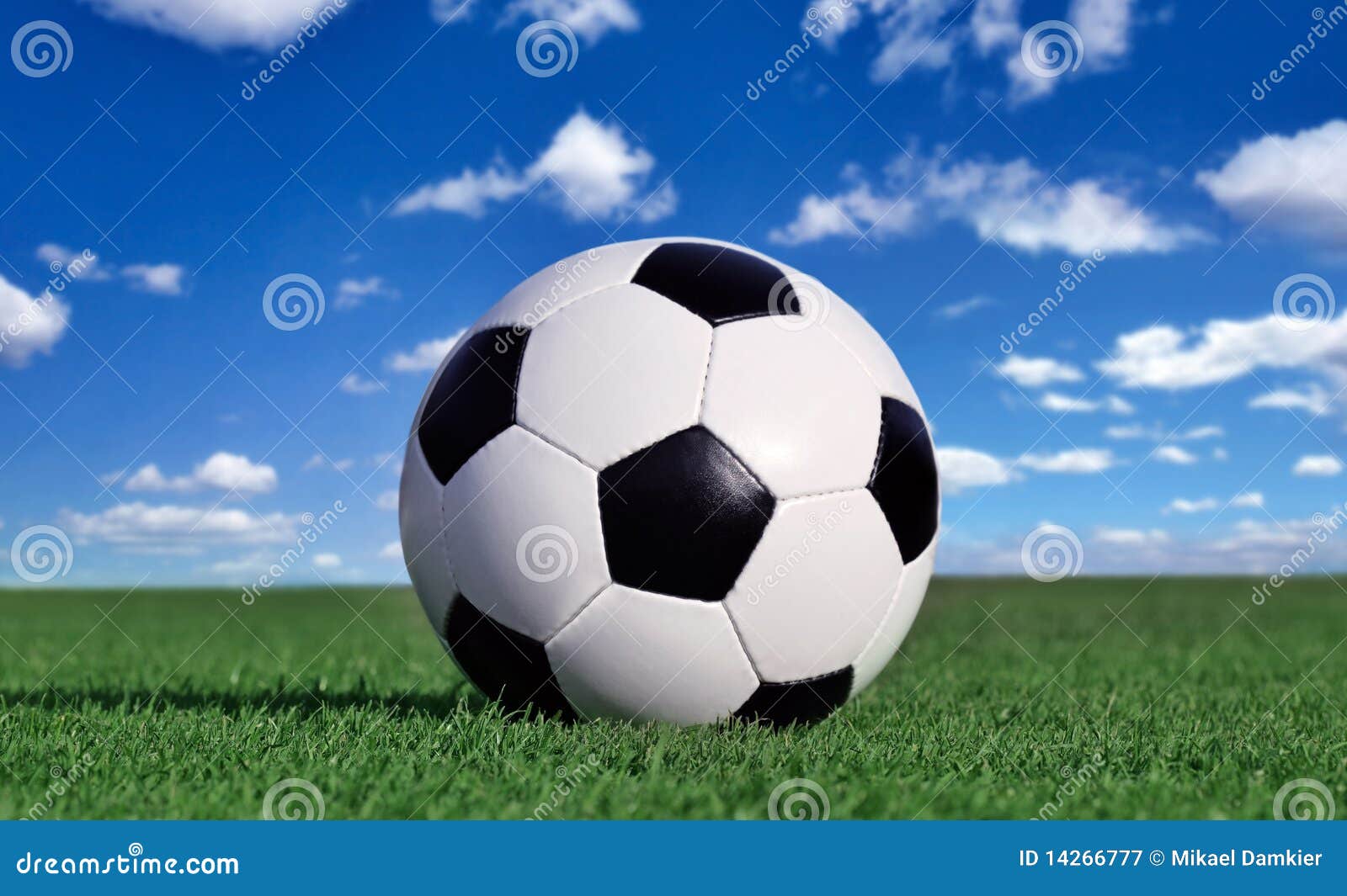 Balón de fútbol imagen de archivo. Imagen de exterior - 14266777