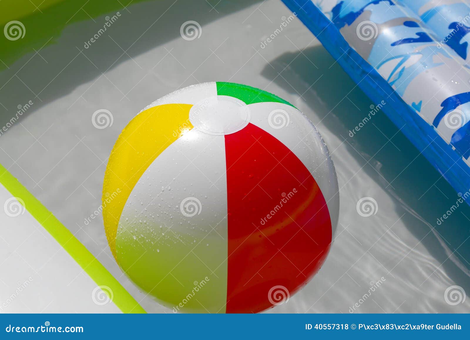 Bal in het water stock foto. Image of activiteit, rimpeling - 40557318