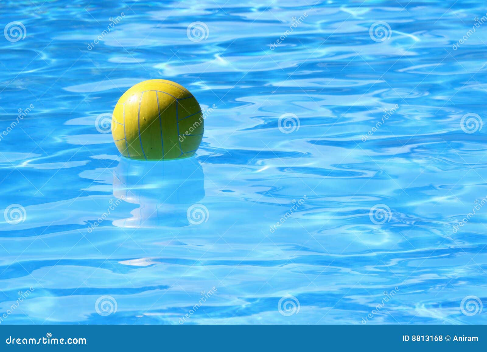Bal in het water stock foto. Image of verfrissing, zwembad - 8813168