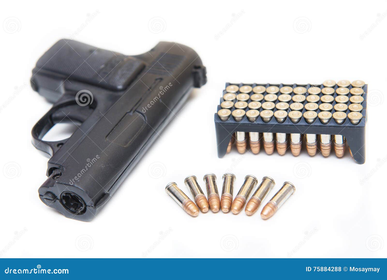 Bala Con El Arma En El Fondo Blanco Foto de archivo - Imagen de blanco ...