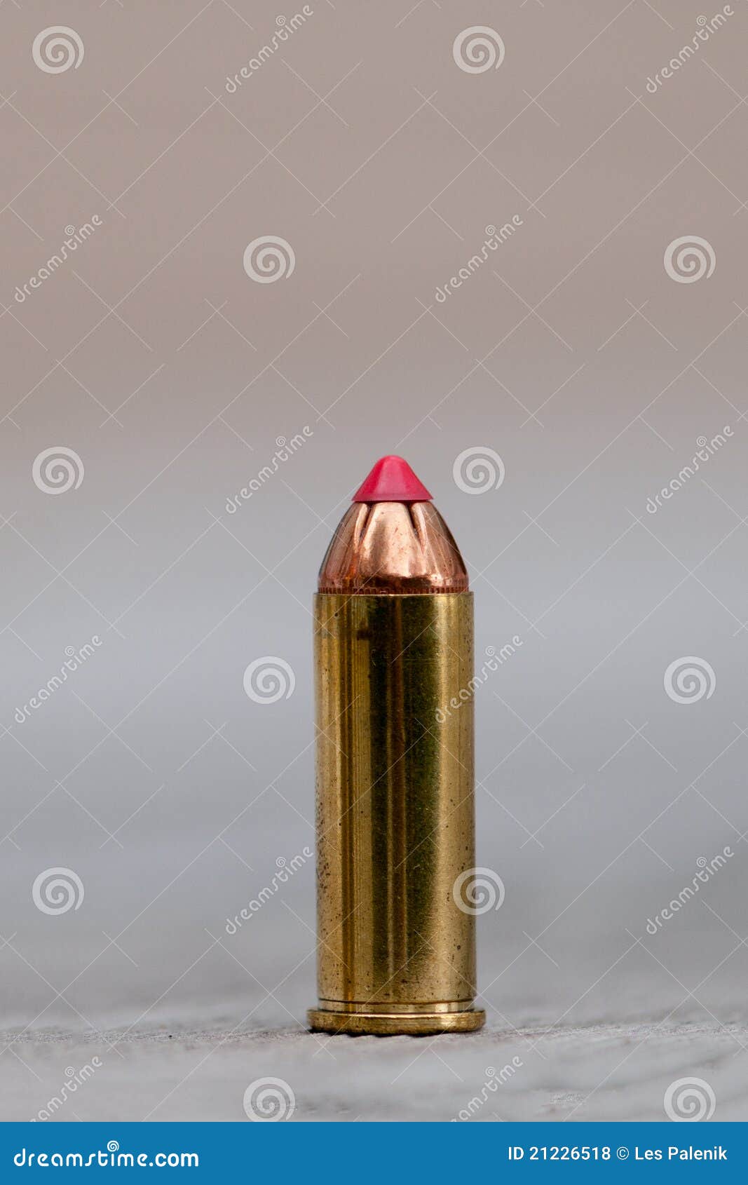 Bala Do Magnum Com Uma Ponta Vermelha Foto de Stock - Imagem de escudo ...