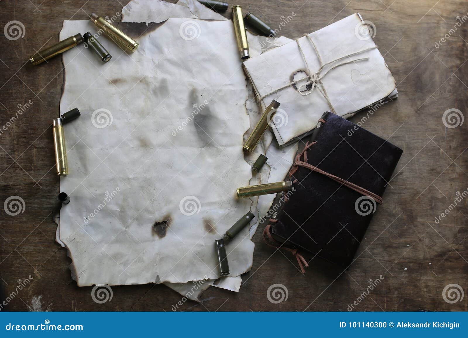 Bala E Papel Retro Na Tabela Foto de Stock - Imagem de antigo ...