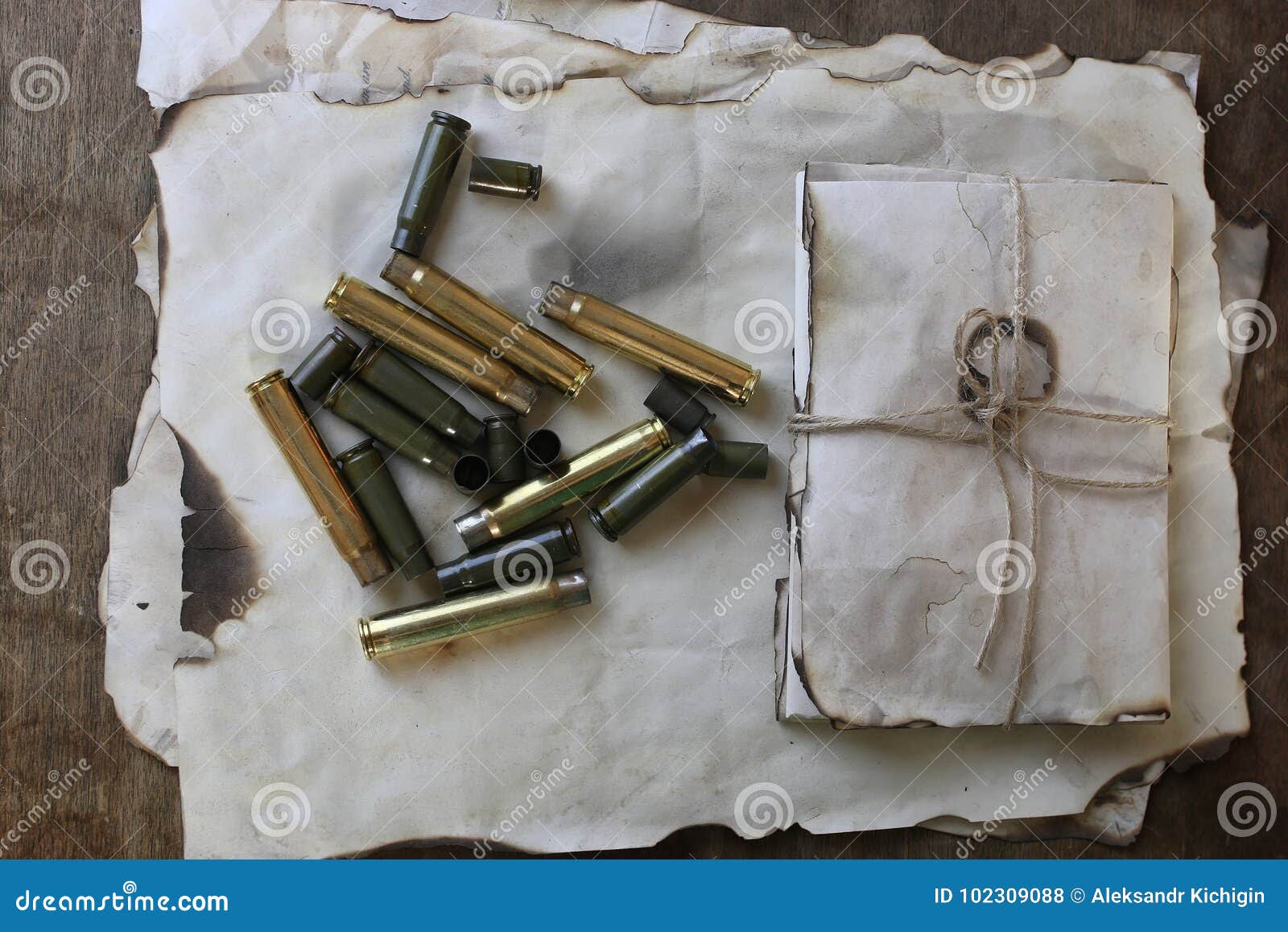 Bala E Papel Retro Na Tabela Foto de Stock - Imagem de tiro, danificado ...