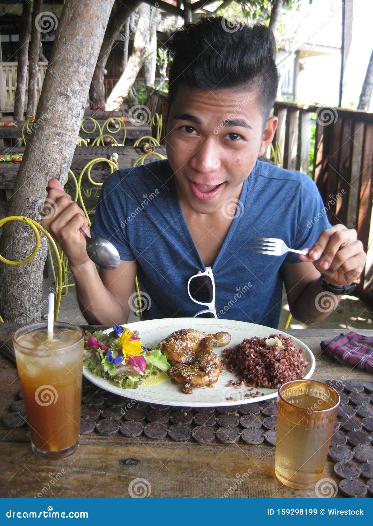 Bala Vertical De Um Macho Comendo Asas De Frango E Trigo-fourado Cozido ...