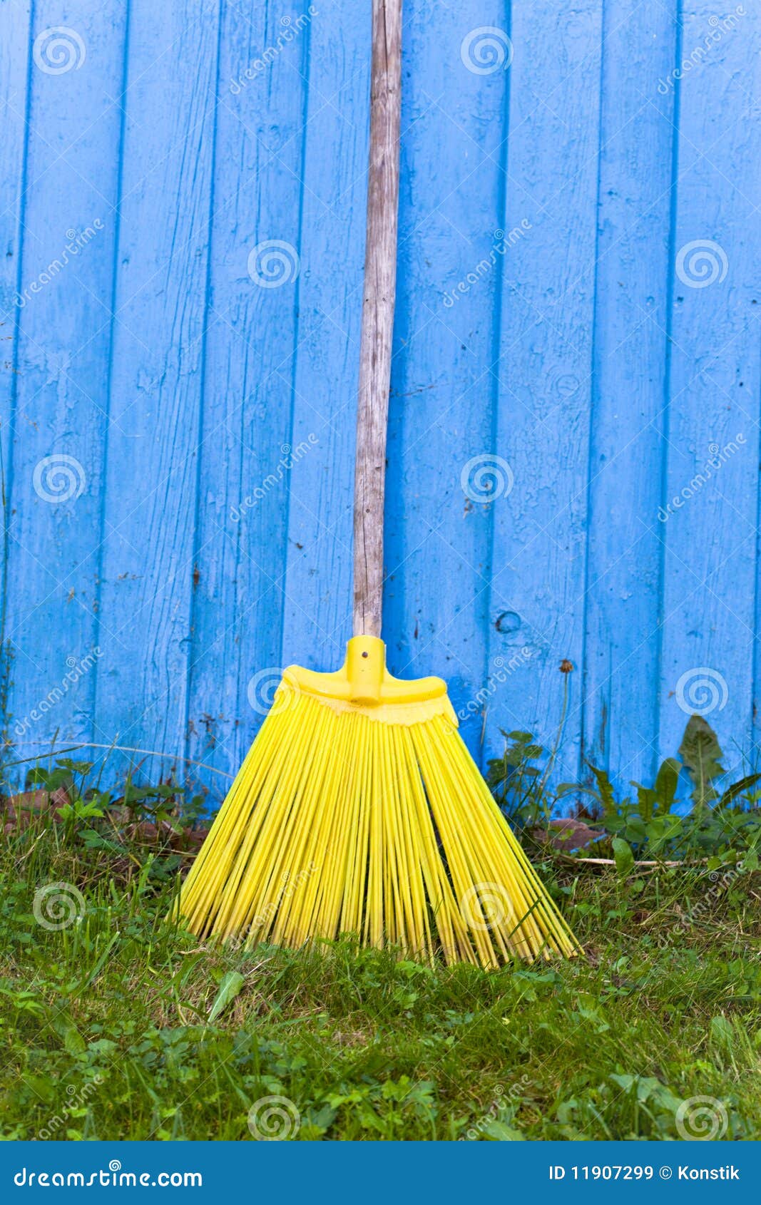 Balai image stock. Image du wooden, bleu, extérieur, herbe - 11907299