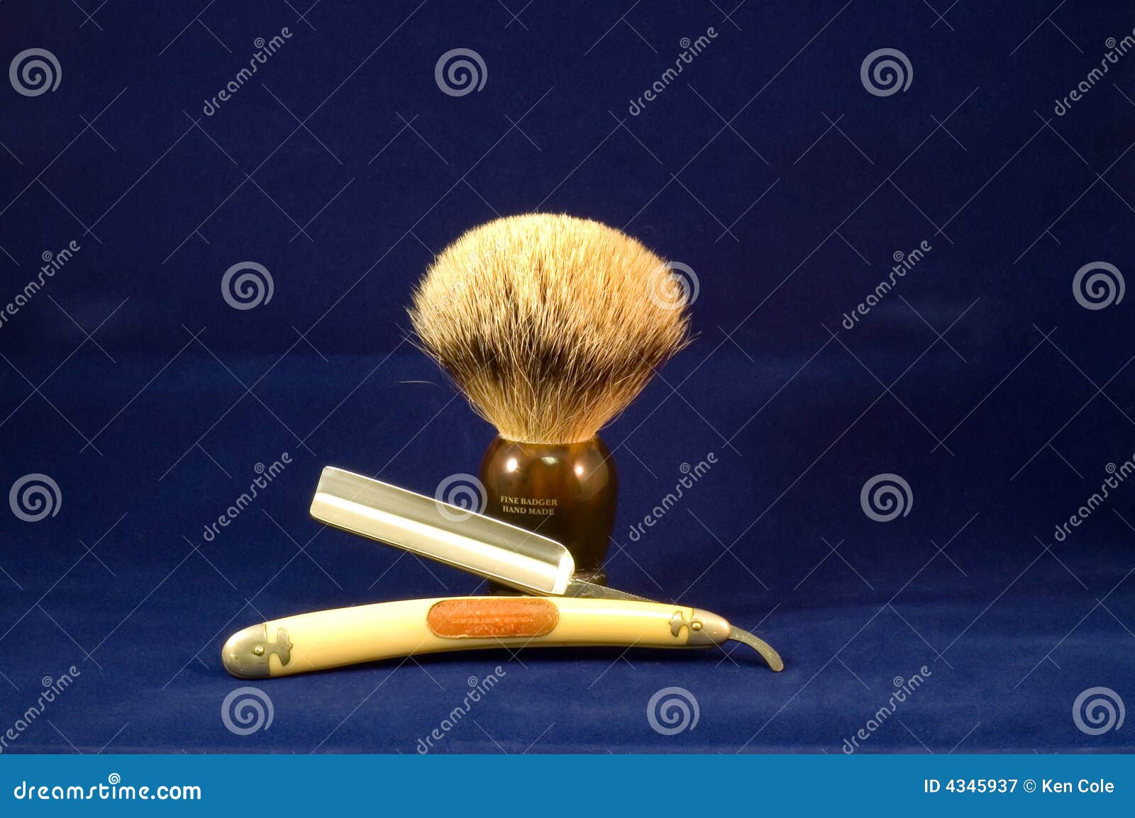 Balai rasant et rasoir image stock. Image du hygiène, brin - 4345937