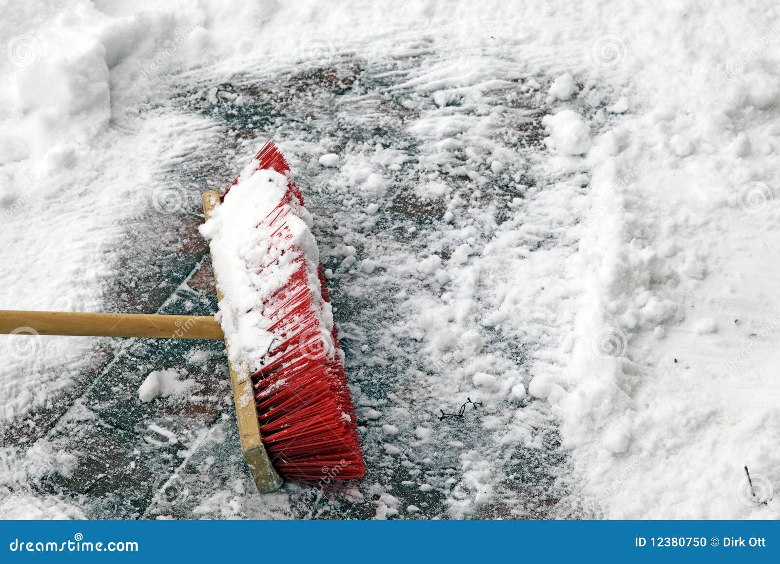 Balai rouge photo stock. Image du garantie, gardien, congelé - 12380750
