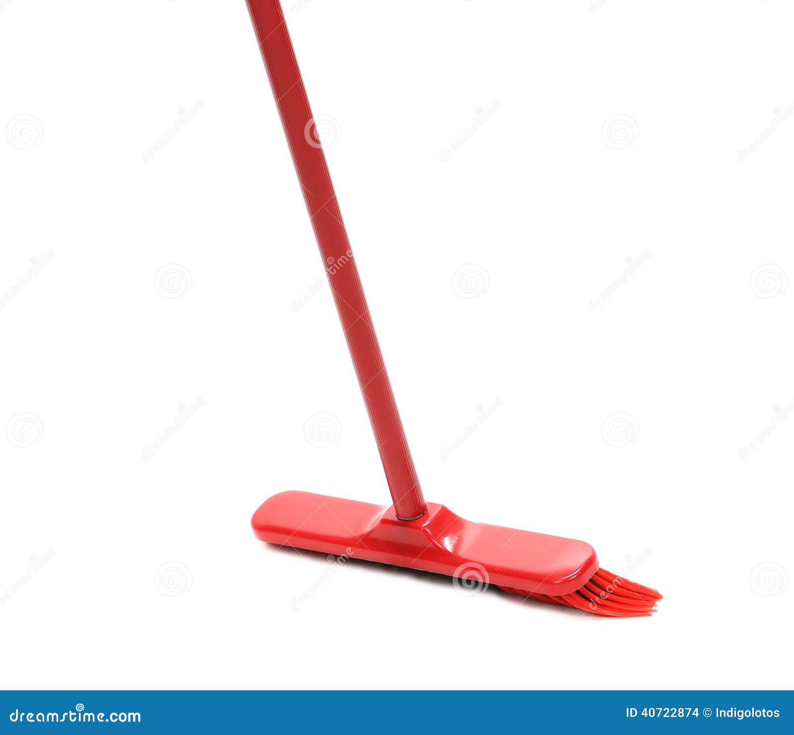 Balai rouge d'isolement photo stock. Image du objet, plastique - 40722874