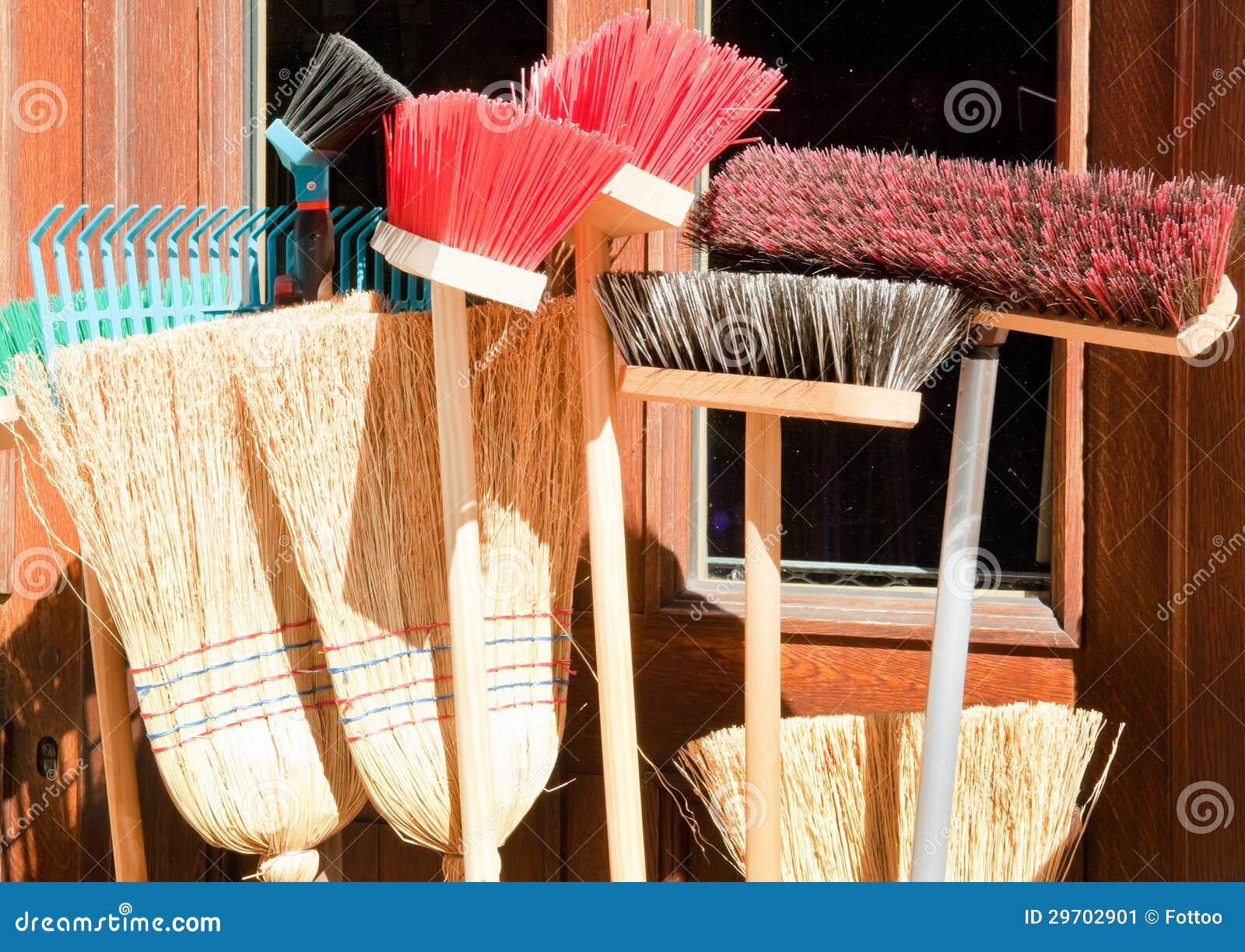 Balais image stock. Image du balai, fermer, groupe, neuf - 29702901