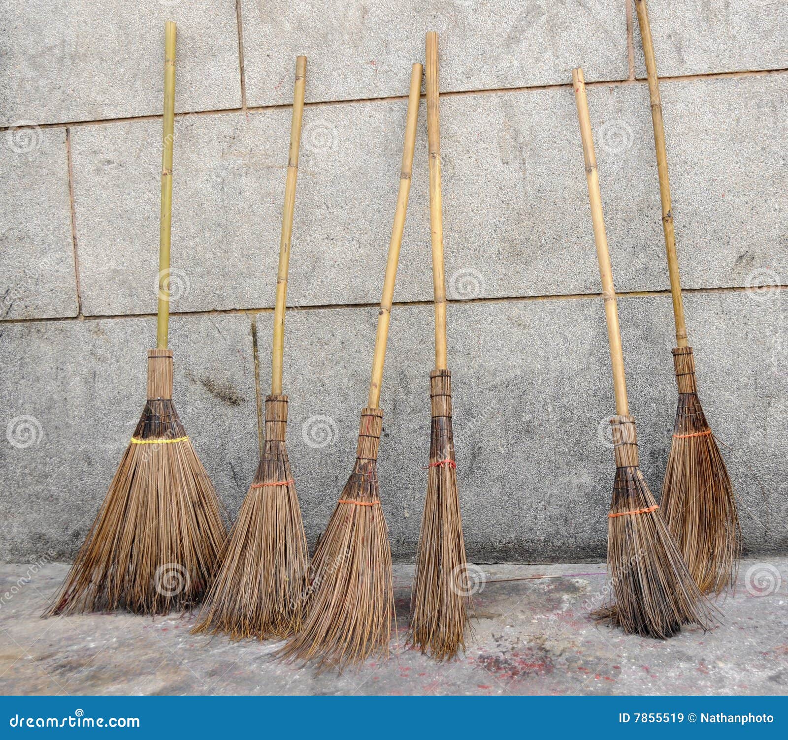 Balais à l'ancienne image stock. Image du servitude, propre - 7855519
