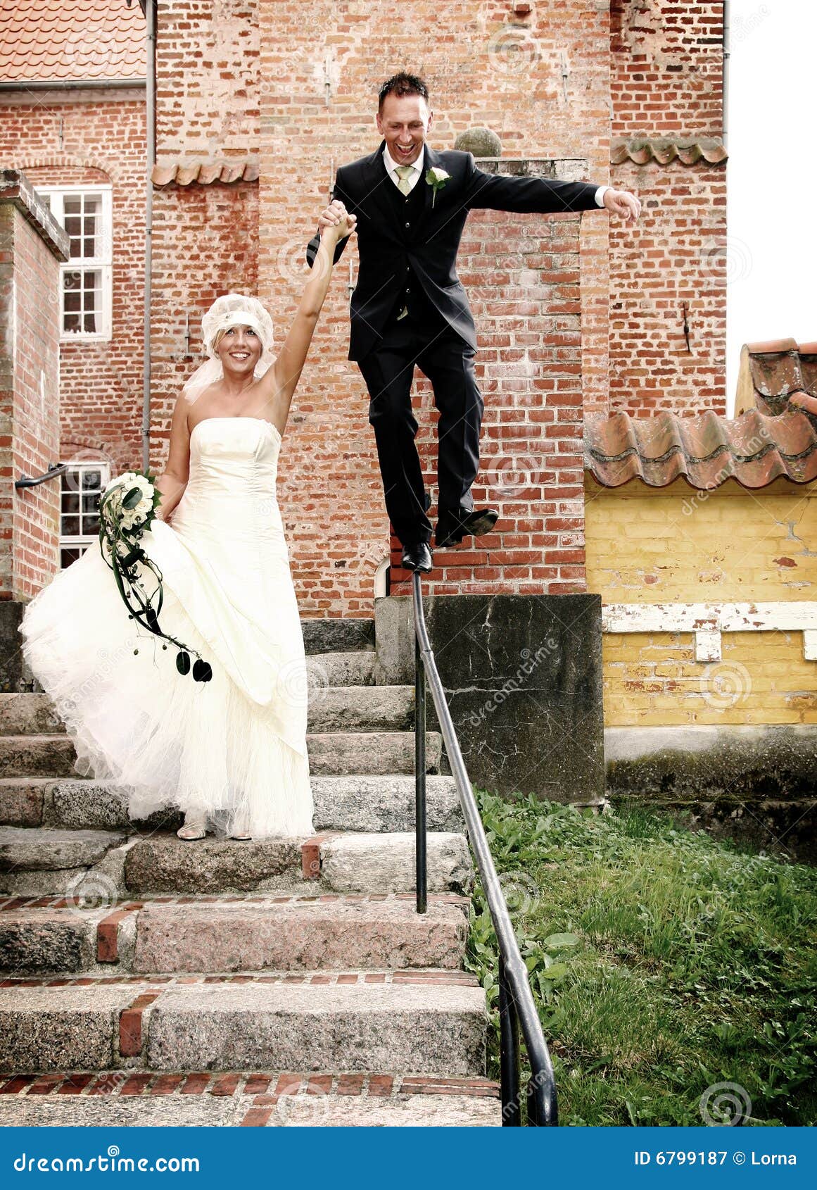 Balance roligt bröllop fotografering för bildbyråer. Bild av lyckligt ...