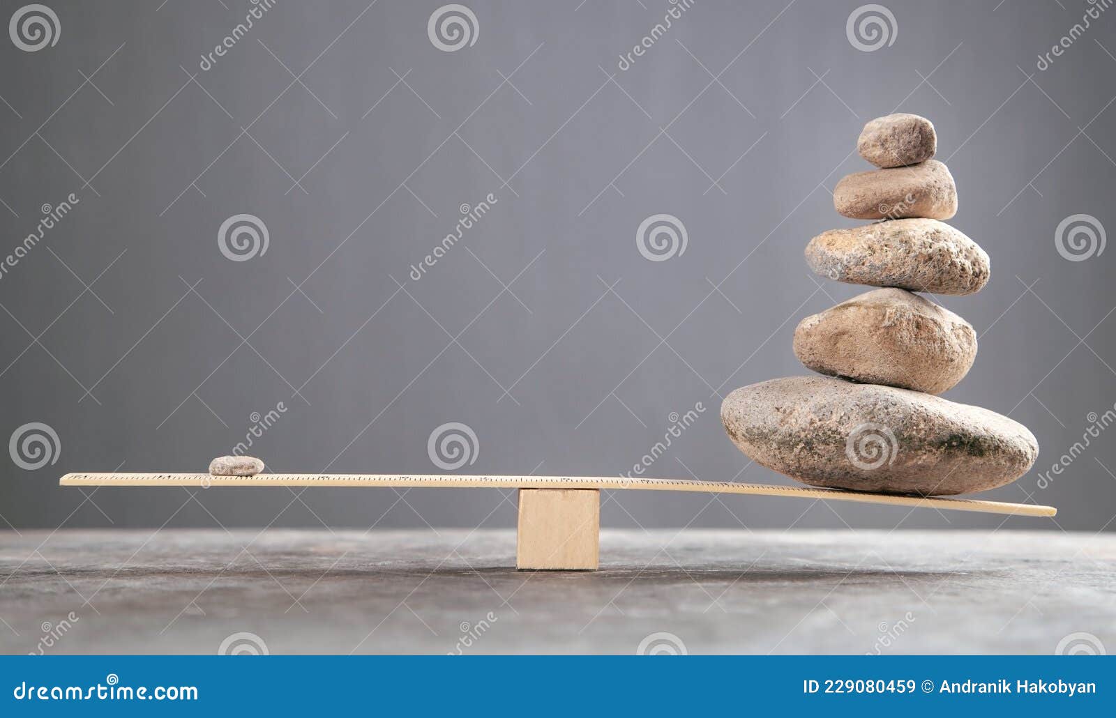 Balancear Piedras En Balanzas De Madera Imagen de archivo - Imagen de ...