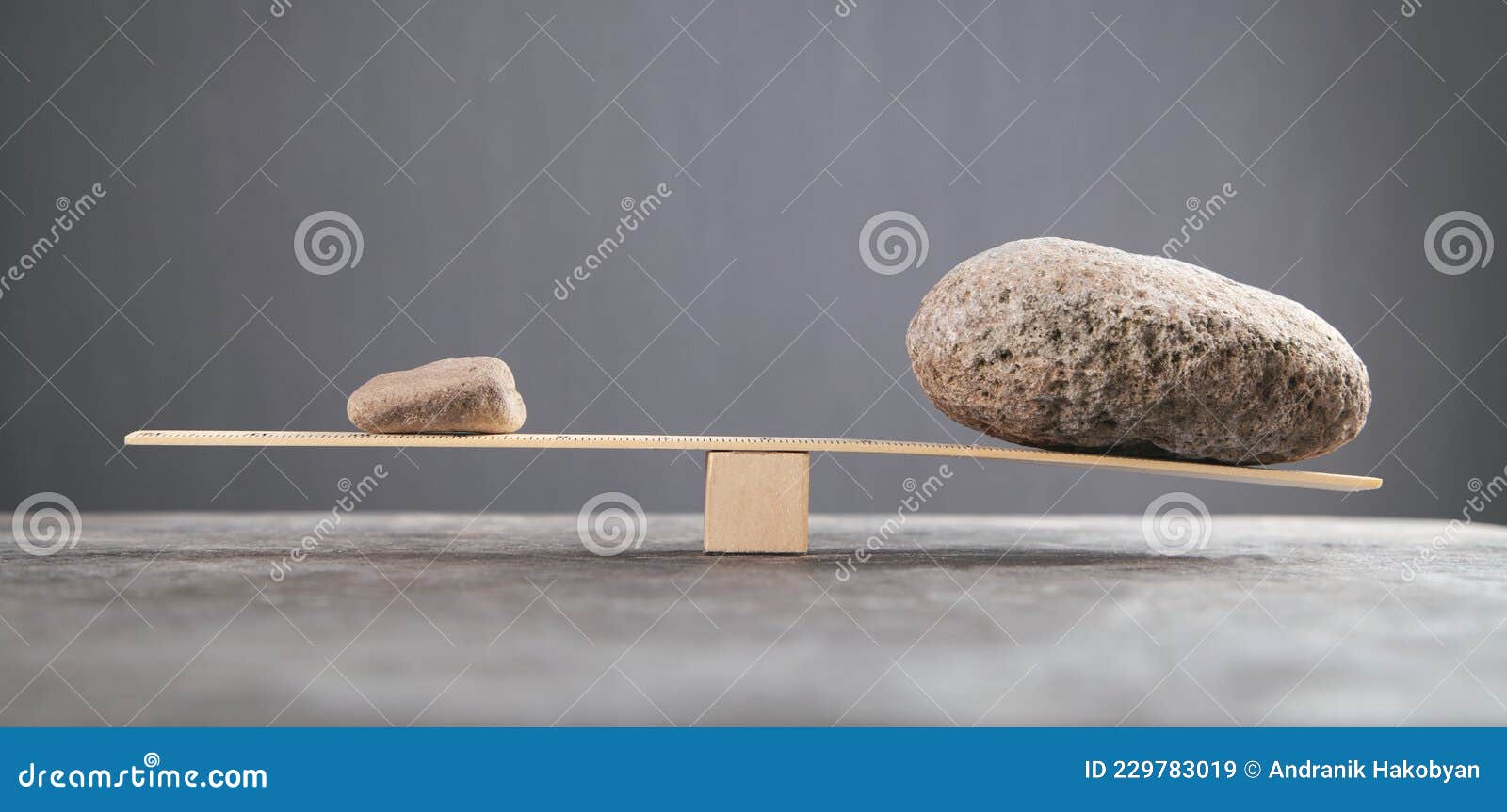 Balancear Piedras En Balanzas De Madera Imagen de archivo - Imagen de ...