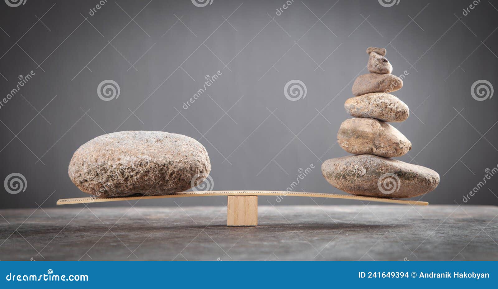 Balancear Piedras En Balanzas De Madera Foto de archivo - Imagen de ...