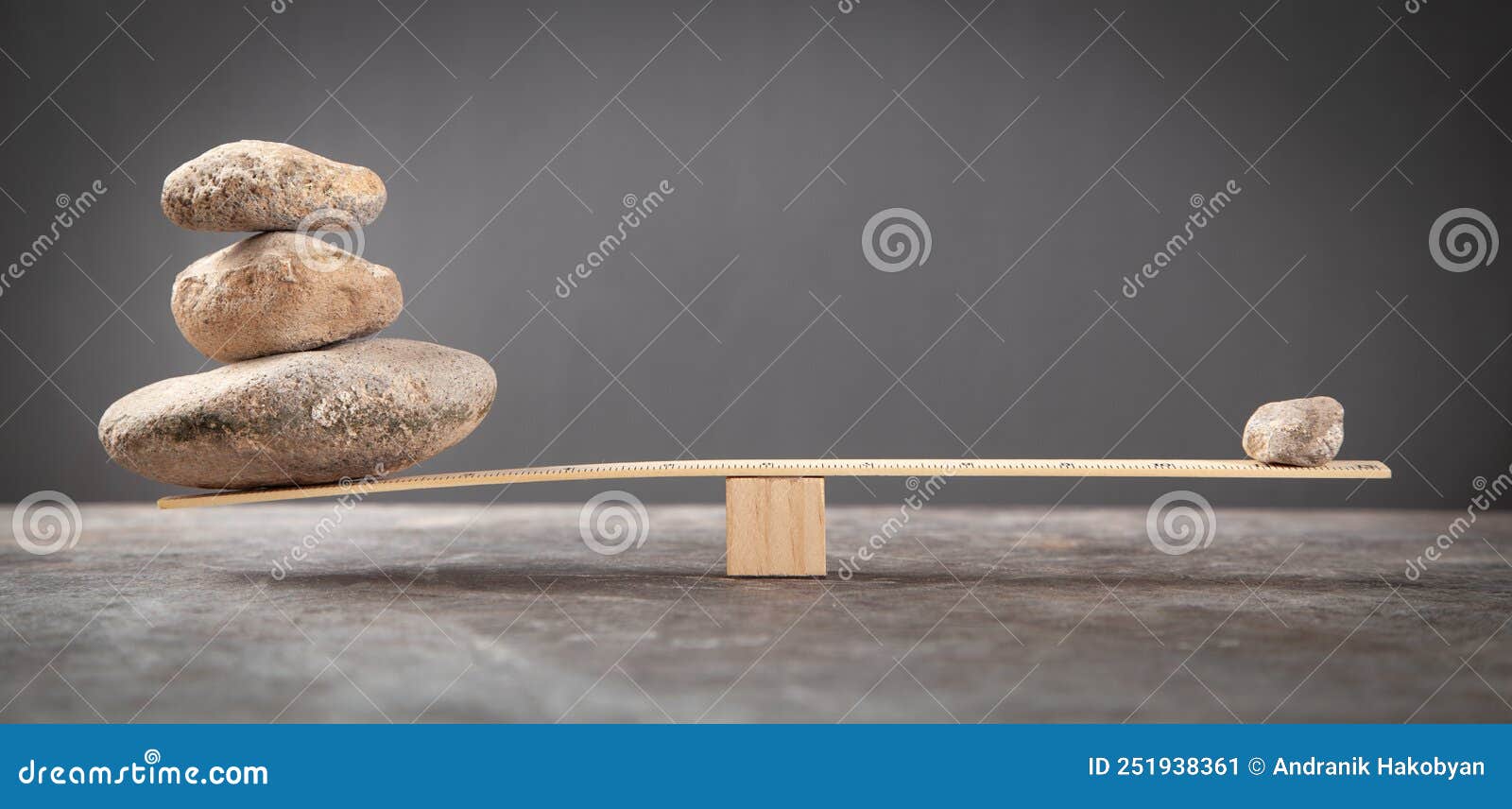 Balancear Piedras En Balanzas De Madera Imagen de archivo - Imagen de ...