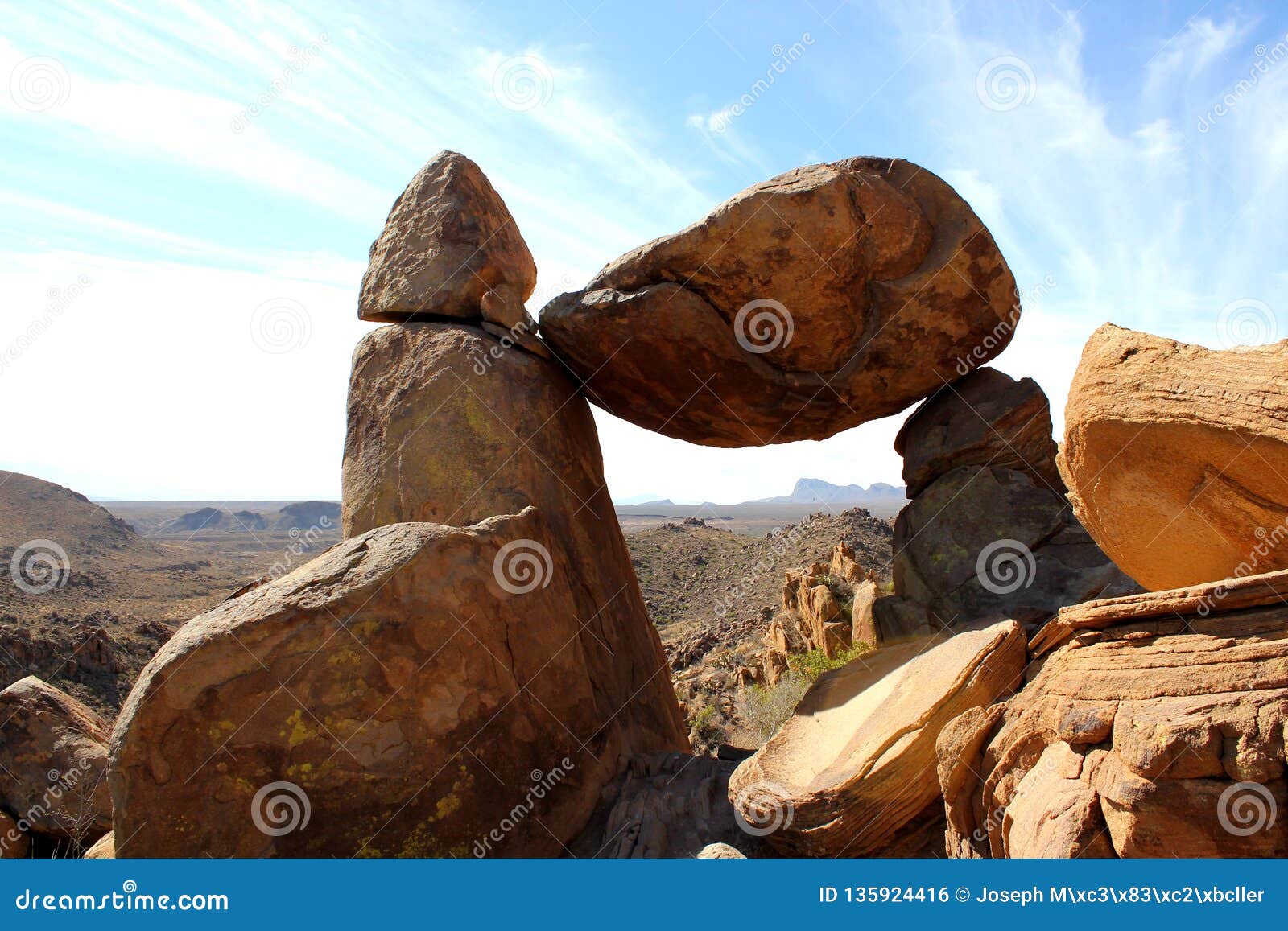 Balanced Rock on Grapevine Hills Trail in Big Bend Nationalpark Stock ...
