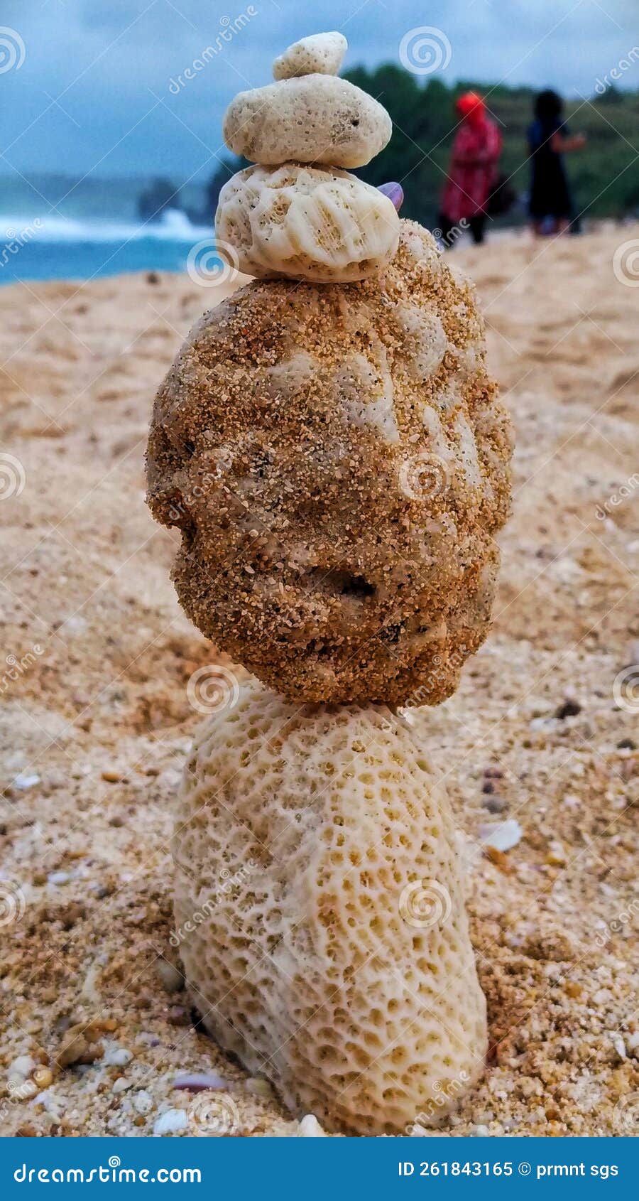 Balanceo De La Roca En La Playa Indonesia Imagen de archivo - Imagen de ...