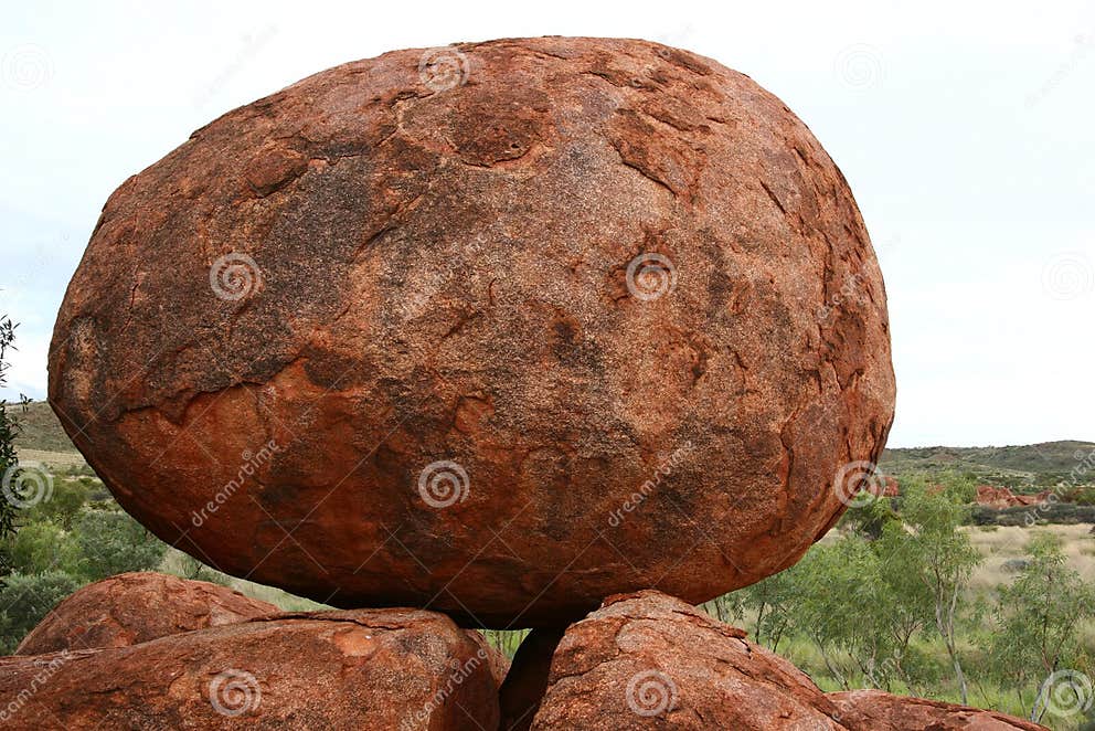 Balancing Egg-shaped Boulder at Devil S Marbles Stock Photo - Image of ...