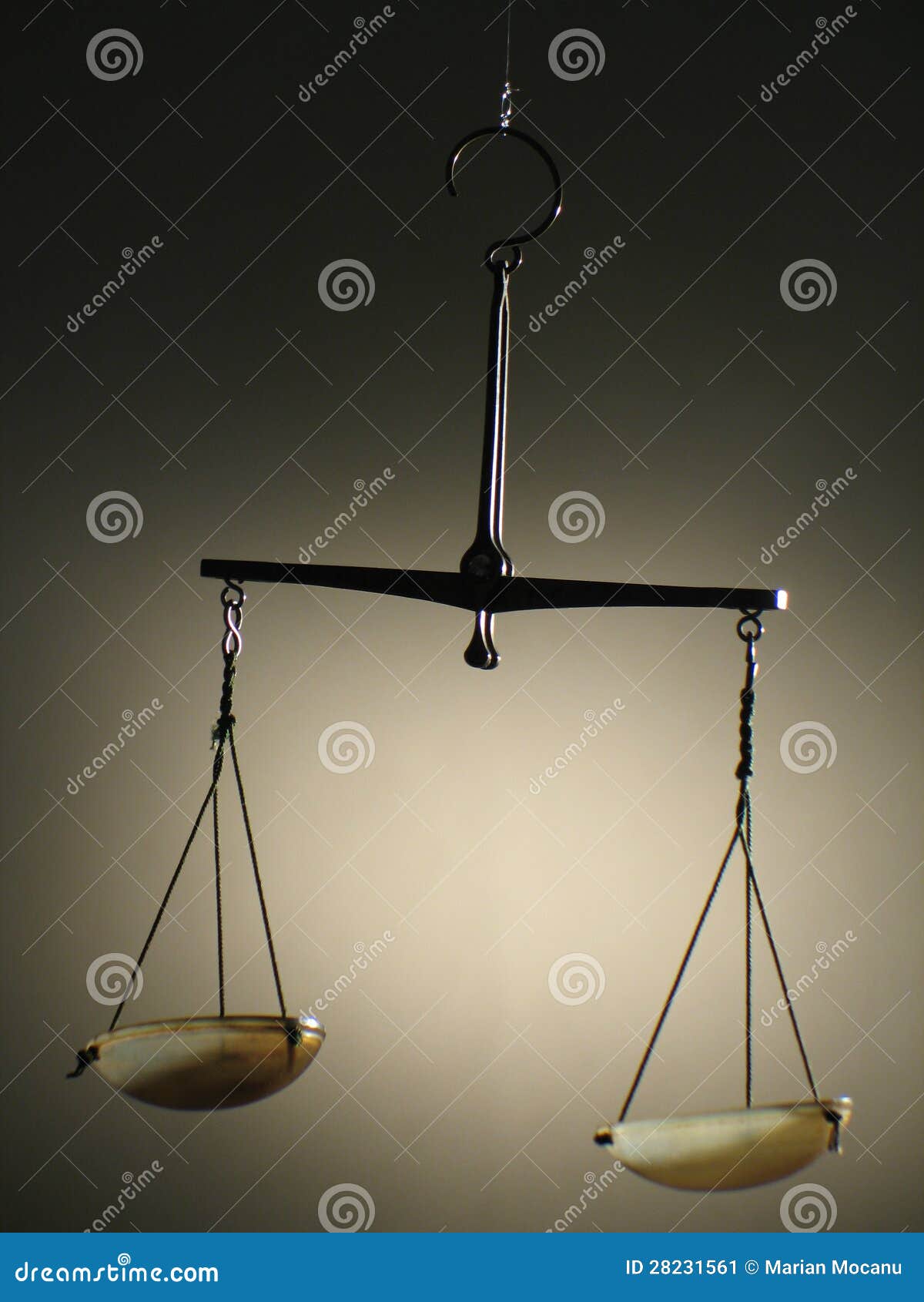 Balanza imagen de archivo. Imagen de metal, blanco, cristal - 28231561