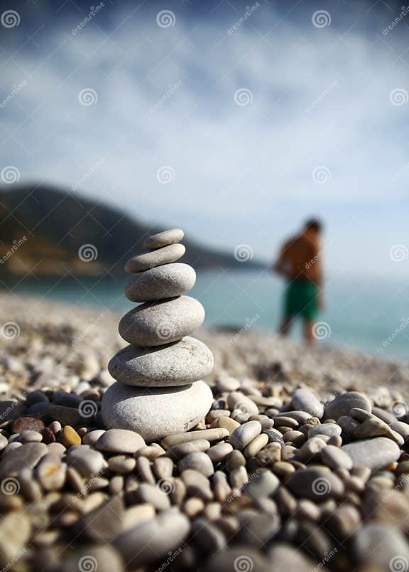 Balanza de los guijarros imagen de archivo. Imagen de equilibrio - 31476555