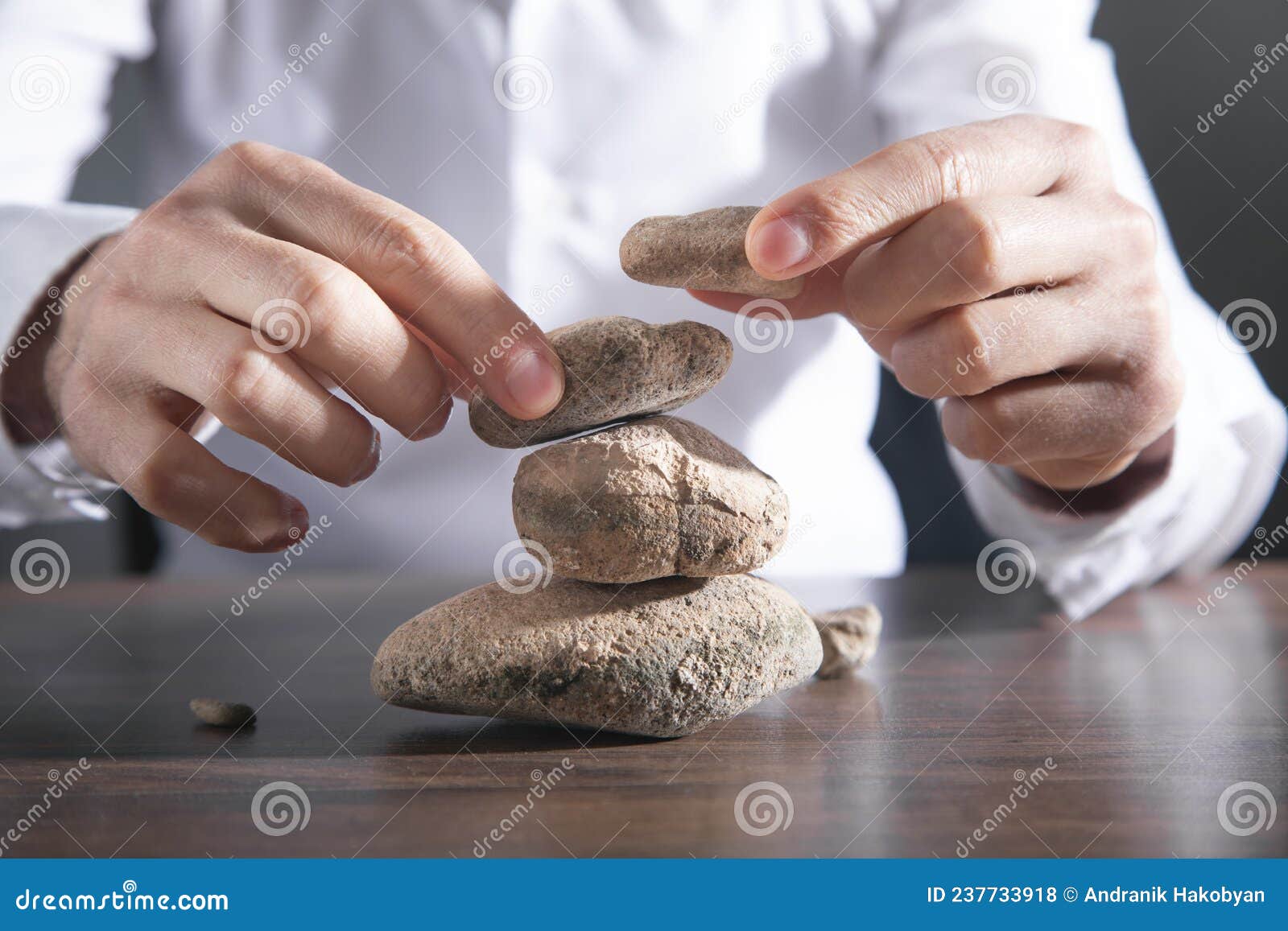 Balanza de mano masculina foto de archivo. Imagen de arreglo - 237733918