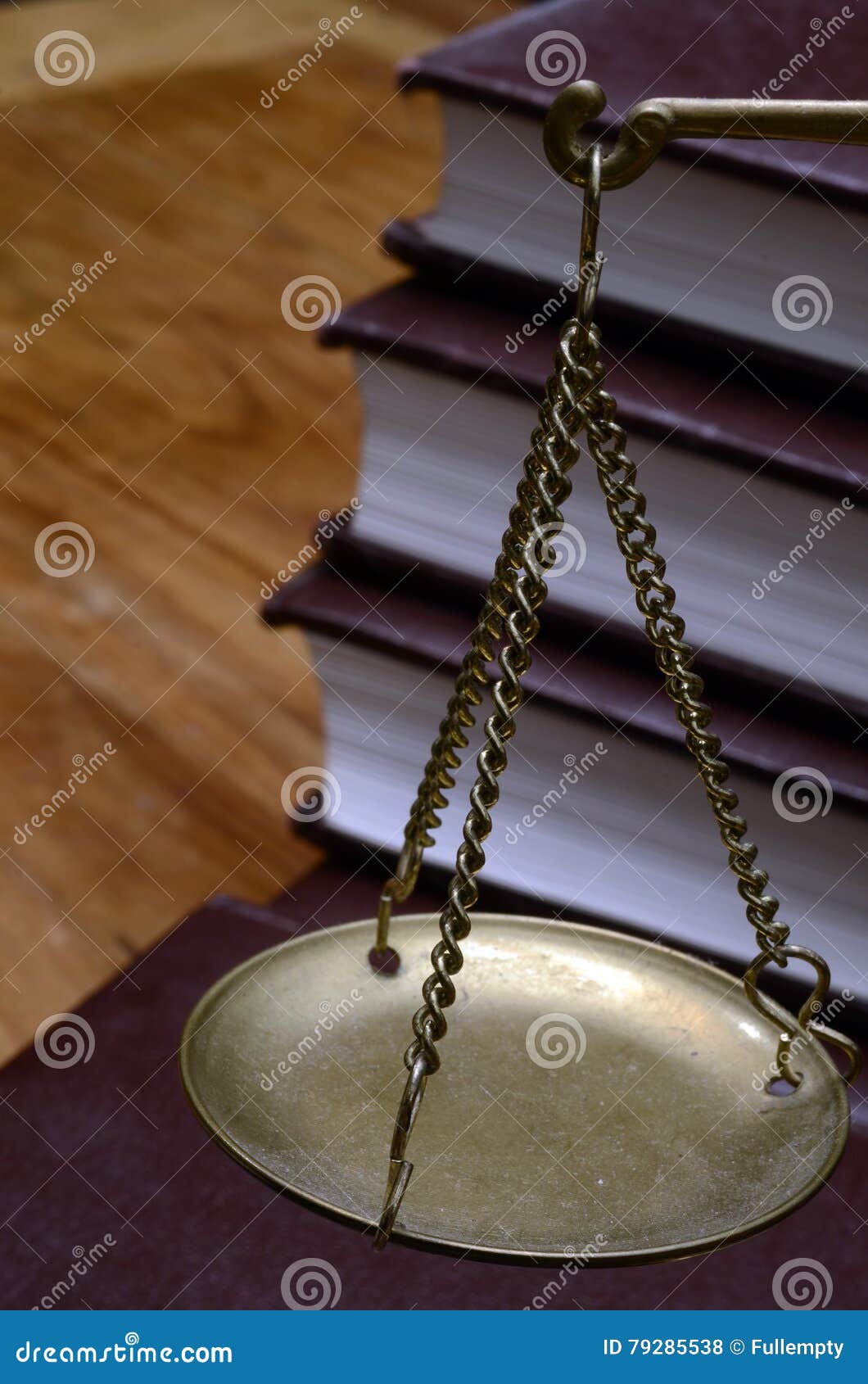 Balanza de oro foto de archivo. Imagen de justicia, pesaje - 79285538