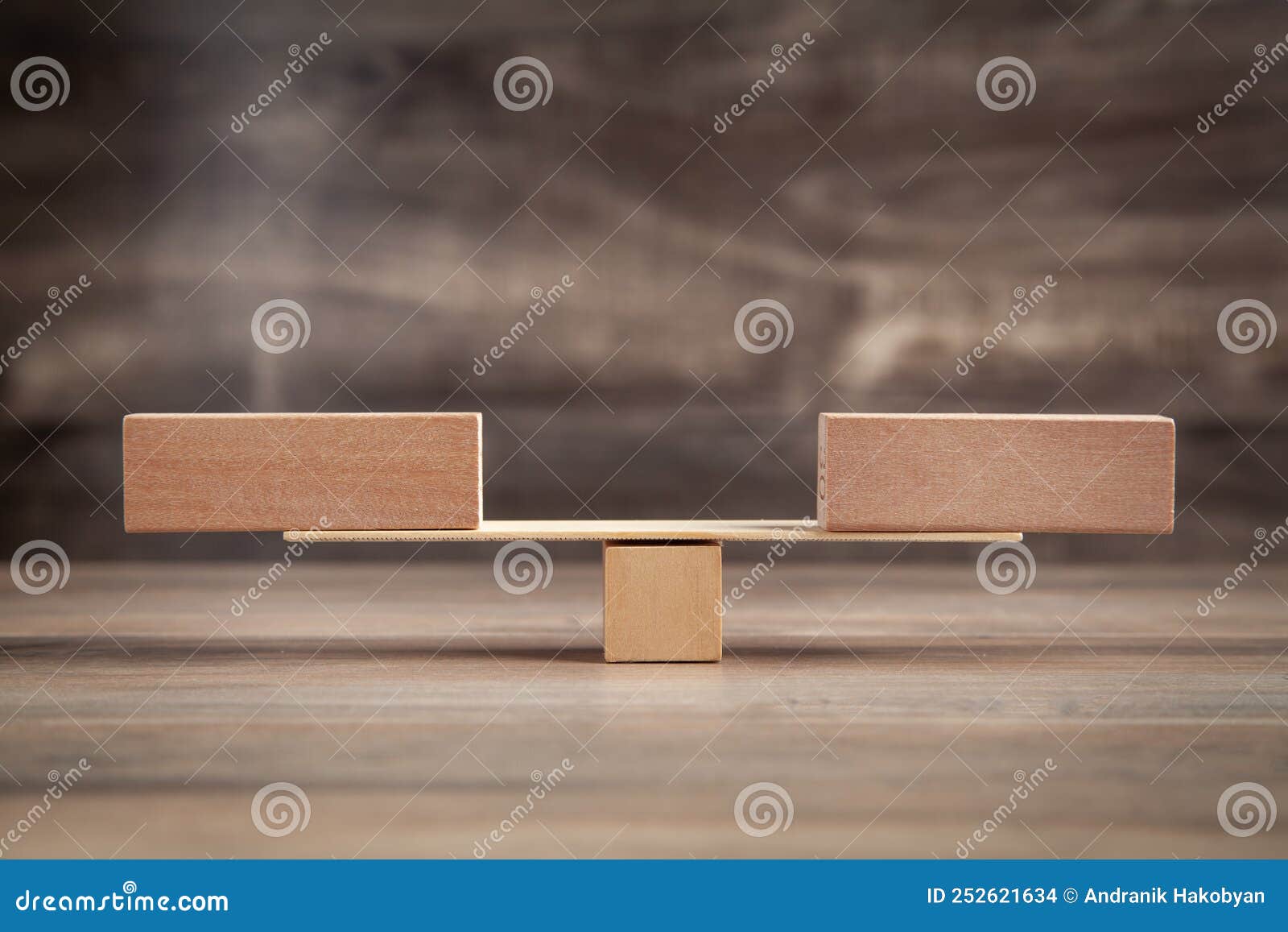 Balanza Hecha De Bloques De Madera Foto de archivo - Imagen de igualdad ...