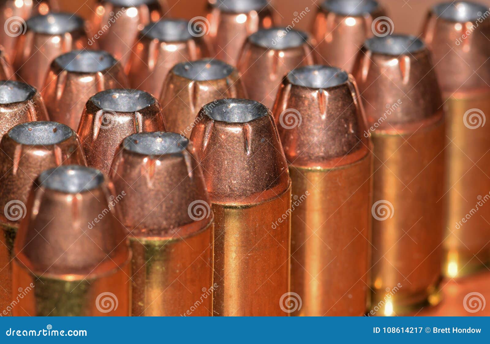 Balas Arranjadas Nas Fileiras Imagem de Stock - Imagem de bronze ...